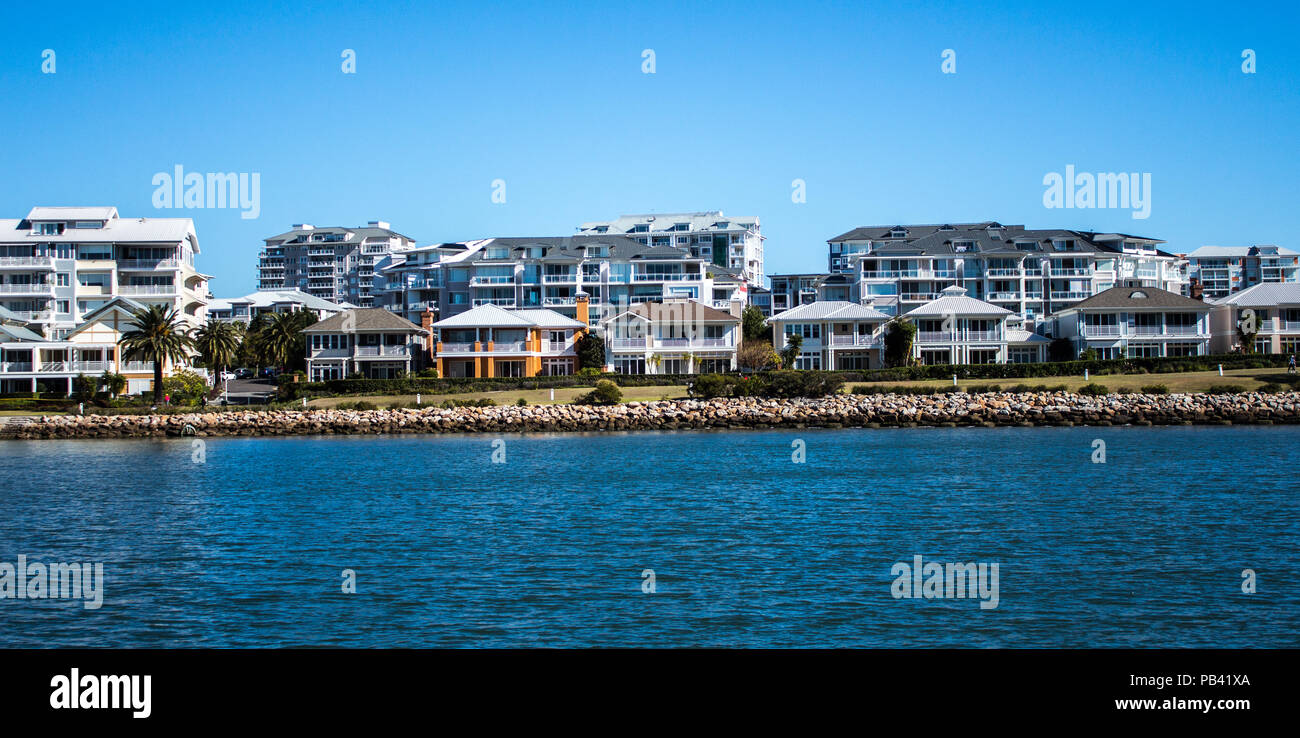 Modern waterfront houses hi-res stock photography and images - Alamy