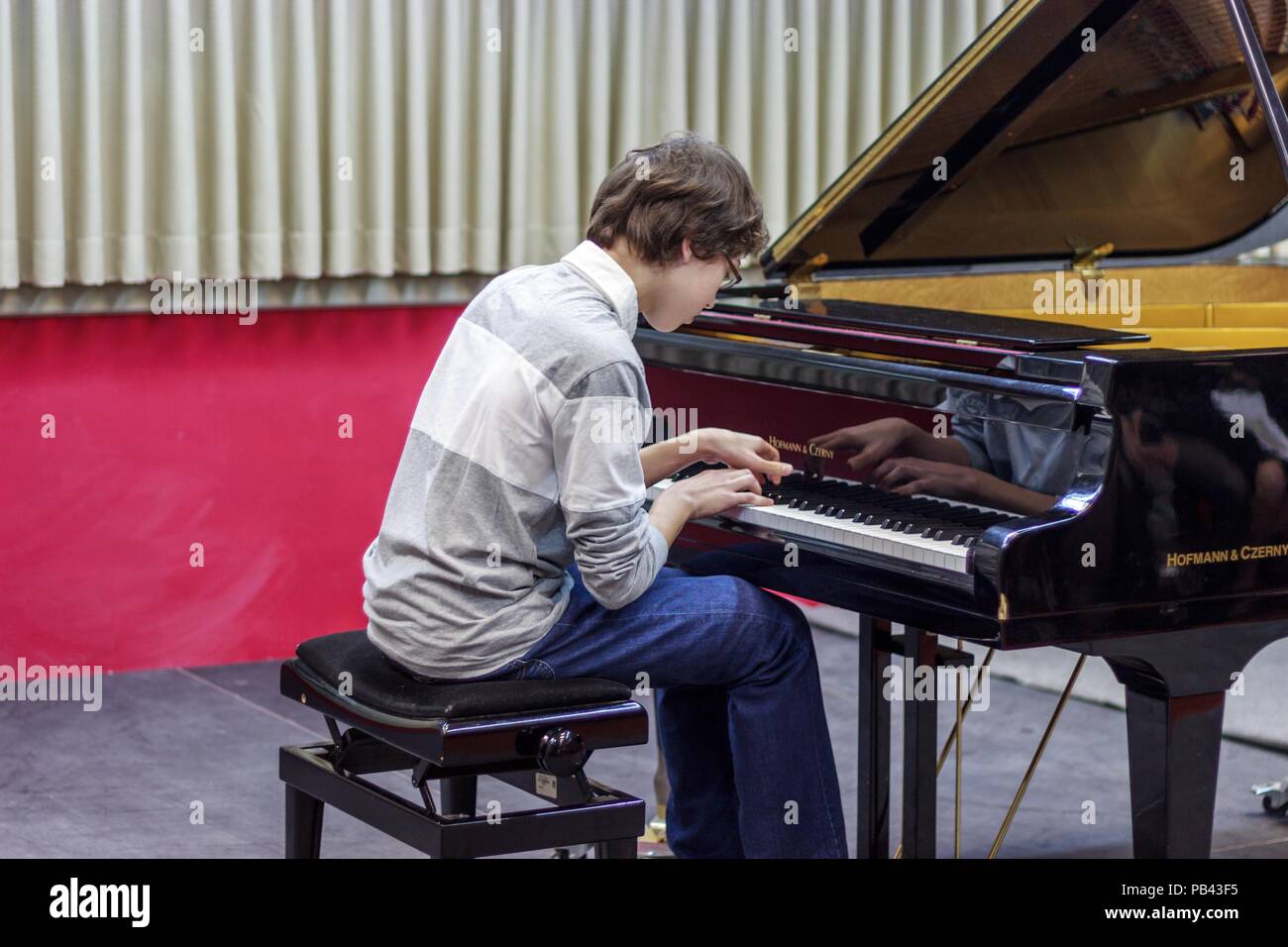 Concert and solo pianist hi-res stock photography and images - Alamy