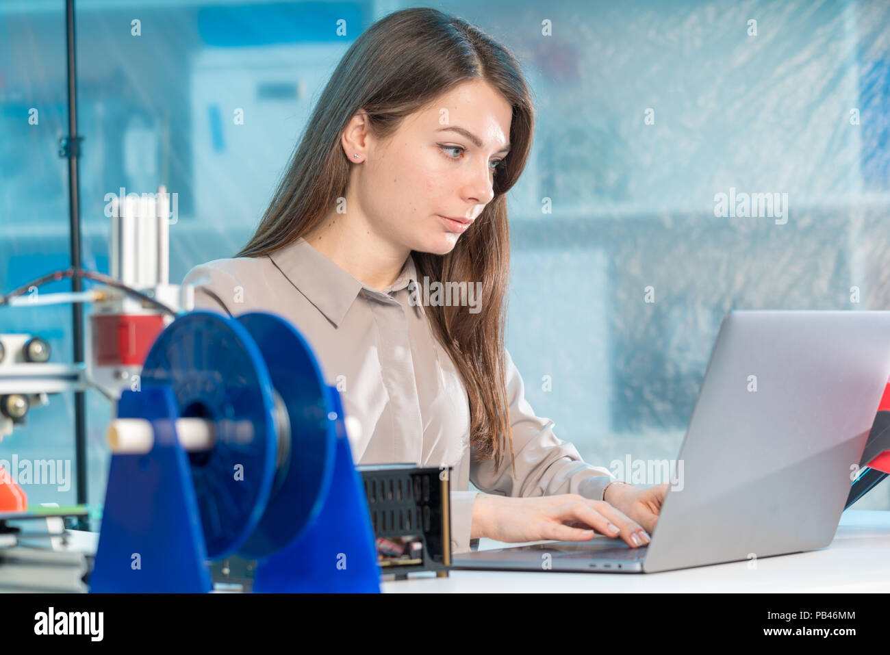 Professional female engineer working with 3d printing Stock Photo - Alamy Professional female engineer working with 3d printing Stock Photo - Alamy