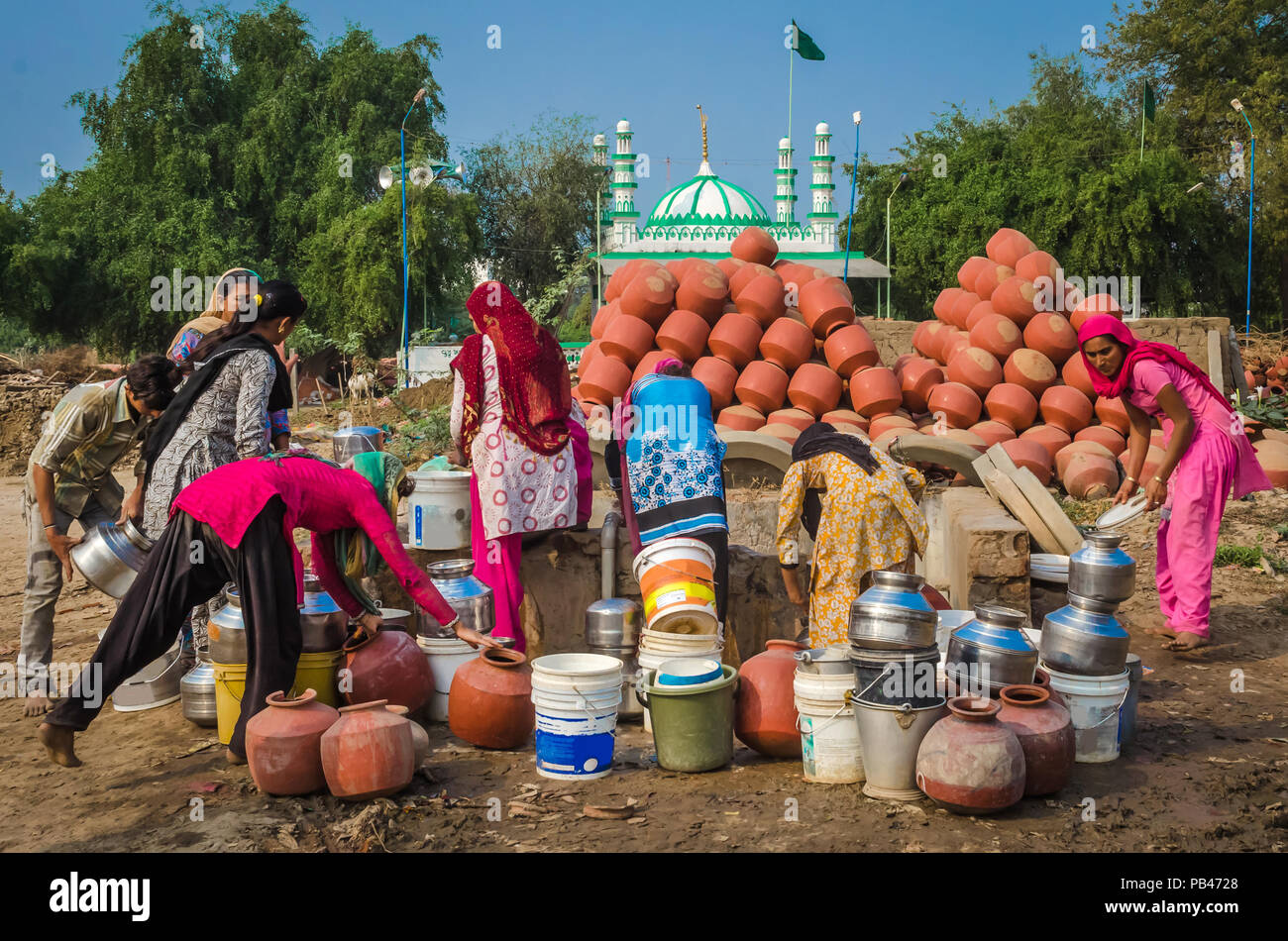 Girls carrying drinking water hi-res stock photography and images - Alamy