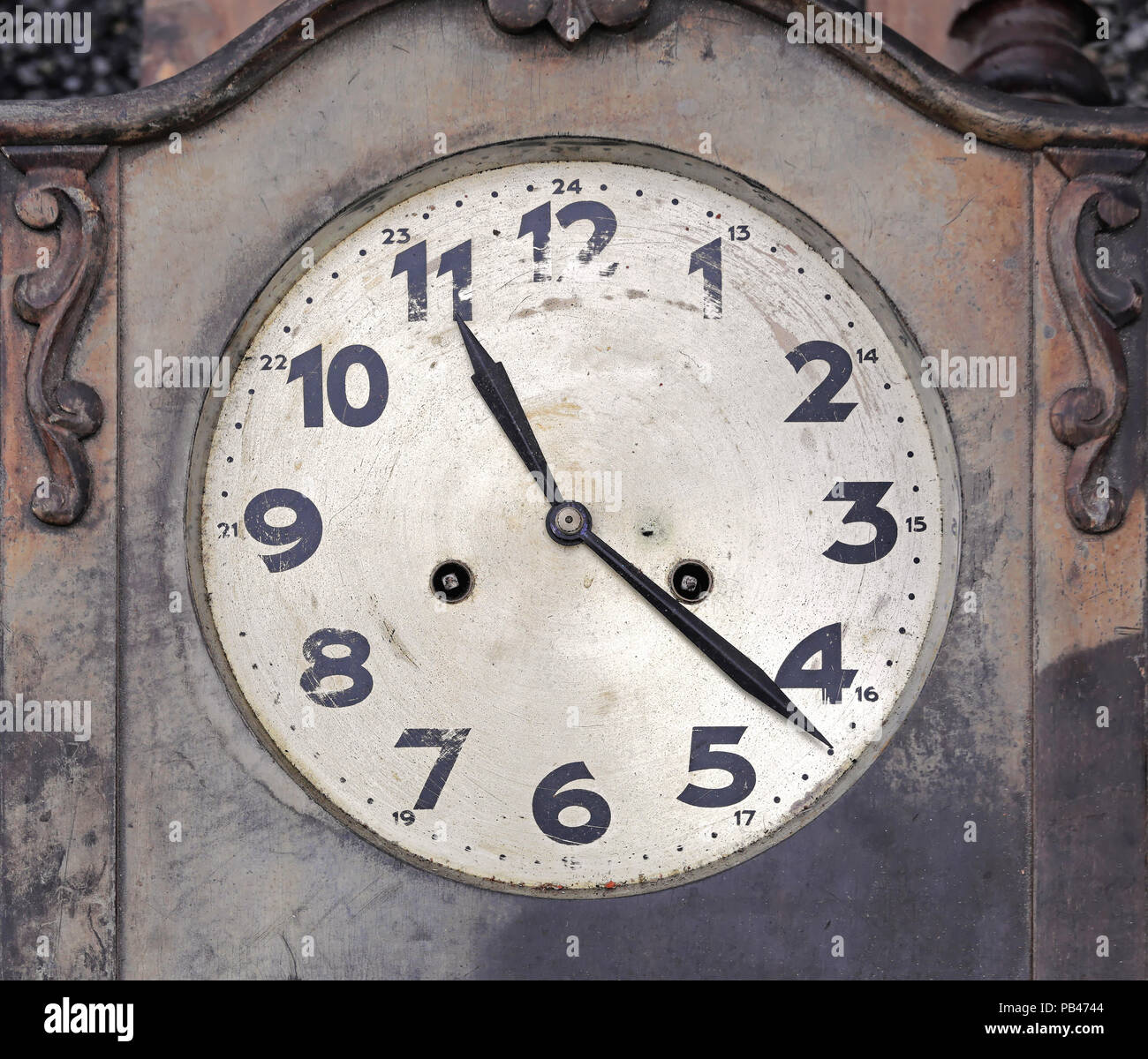 Vintage wall clock hi-res stock photography and images - Alamy