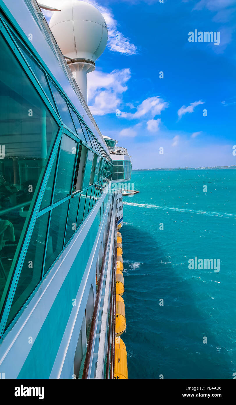 Ships side hi-res stock photography and images - Alamy