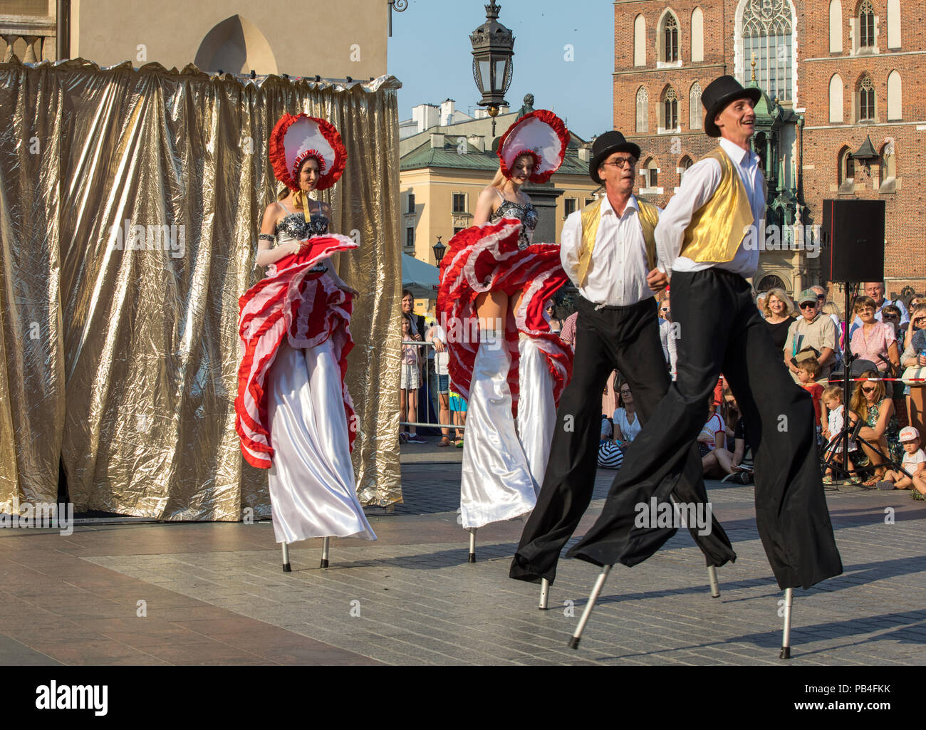 Paris can can dancing hi-res stock photography and images - Alamy