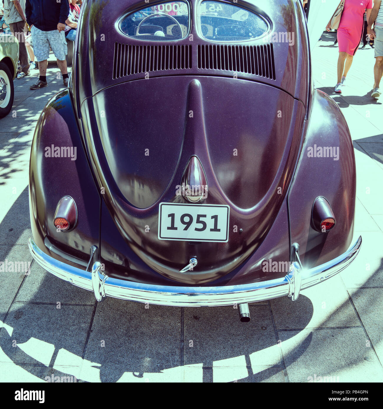 Vw beetle side view hi-res stock photography and images - Alamy