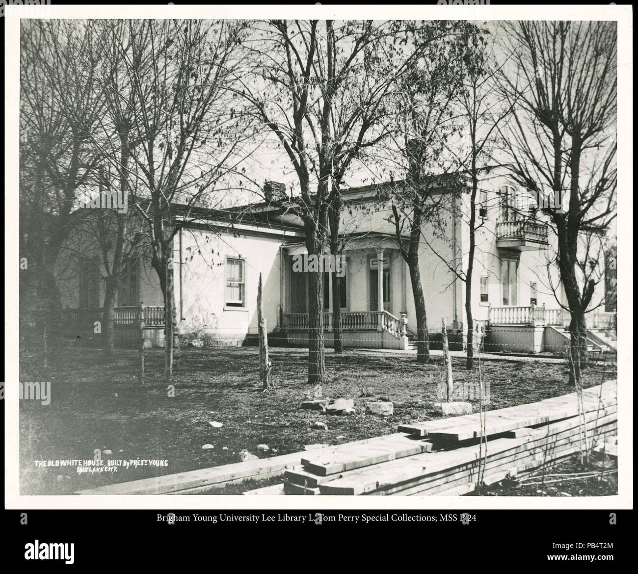 Old white house hi-res stock photography and images - Alamy