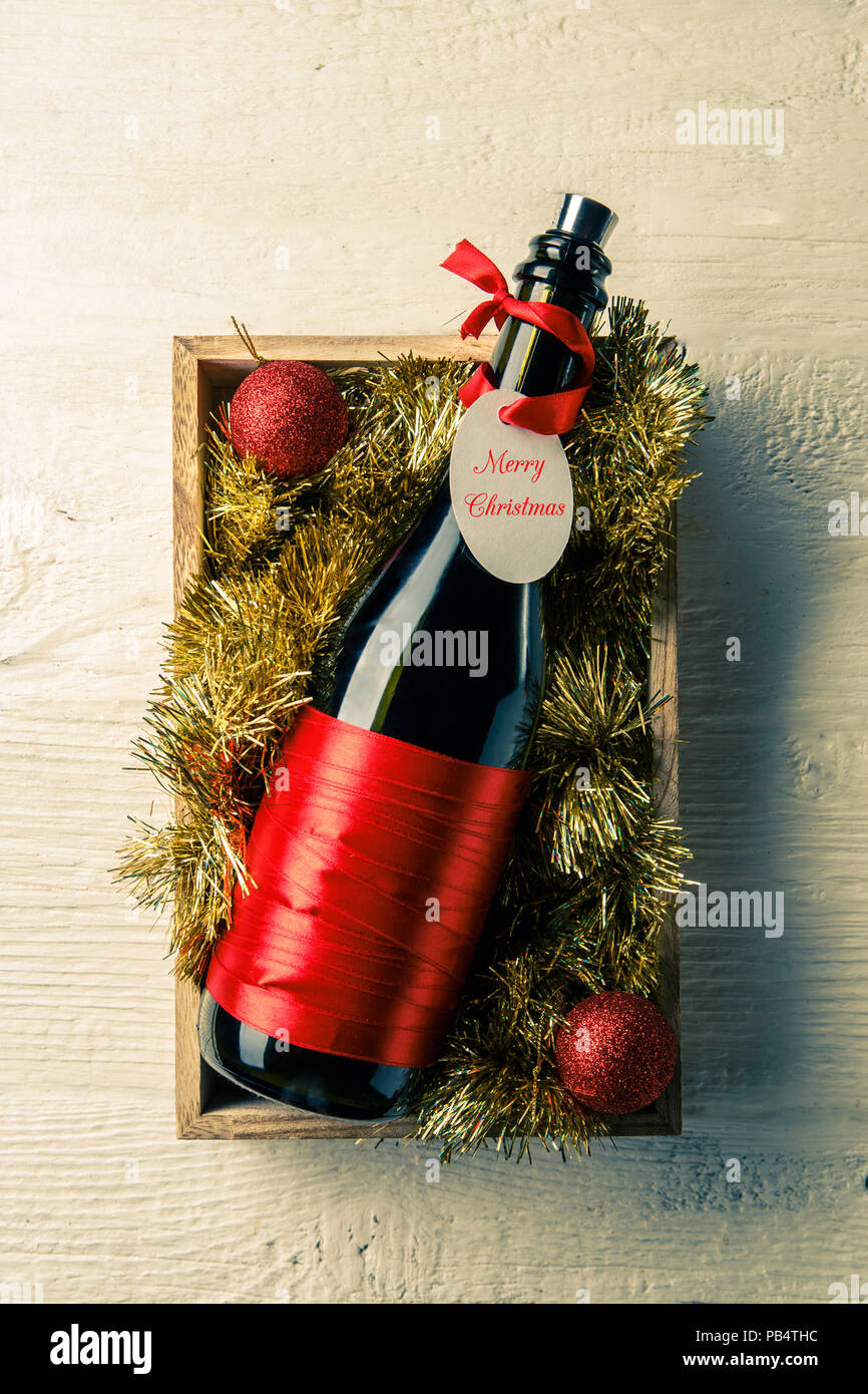 Picture of bottle of wine with card in wooden box Stock Photo - Alamy