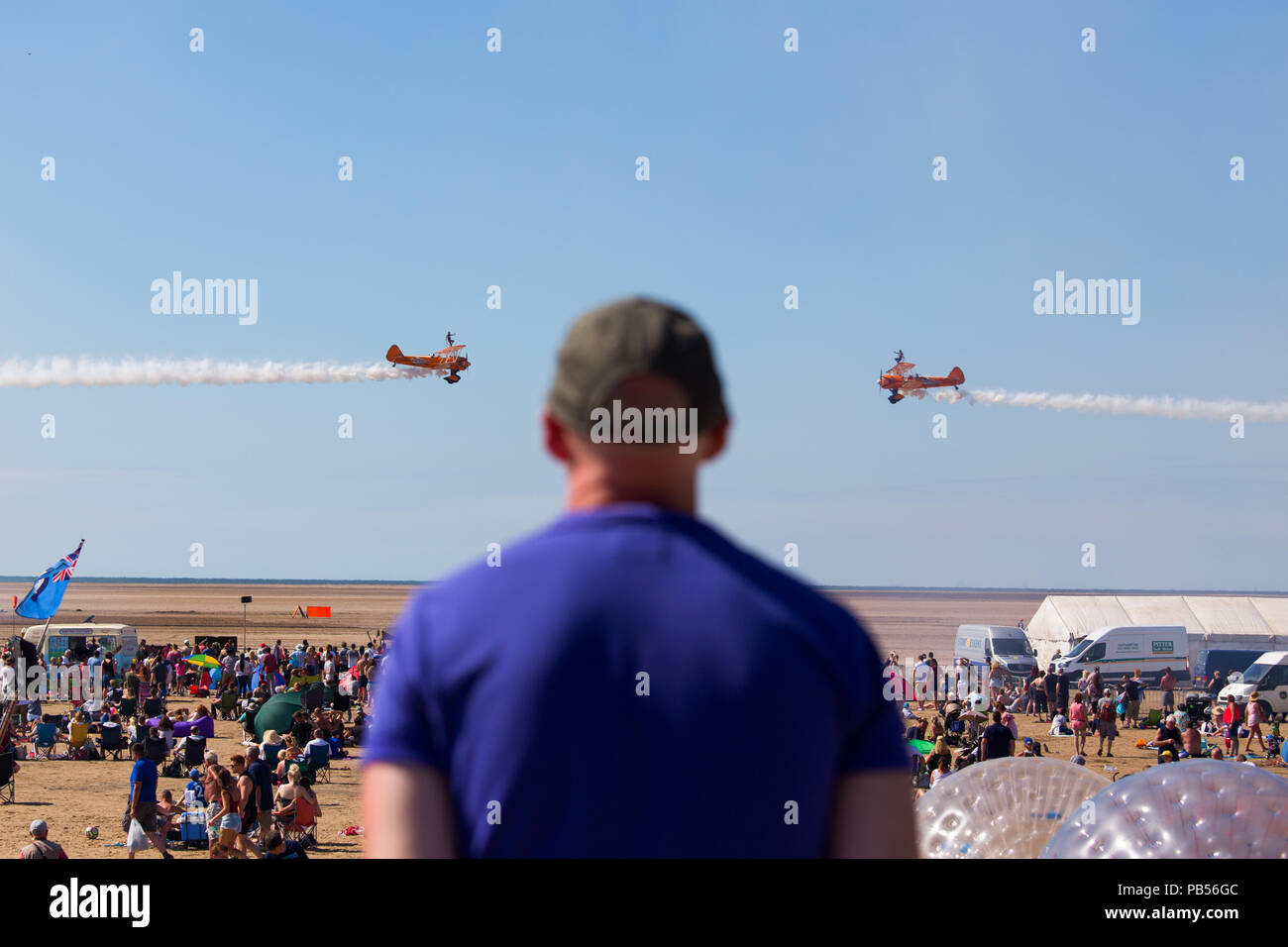 Stunt plane crowd hi-res stock photography and images - Alamy