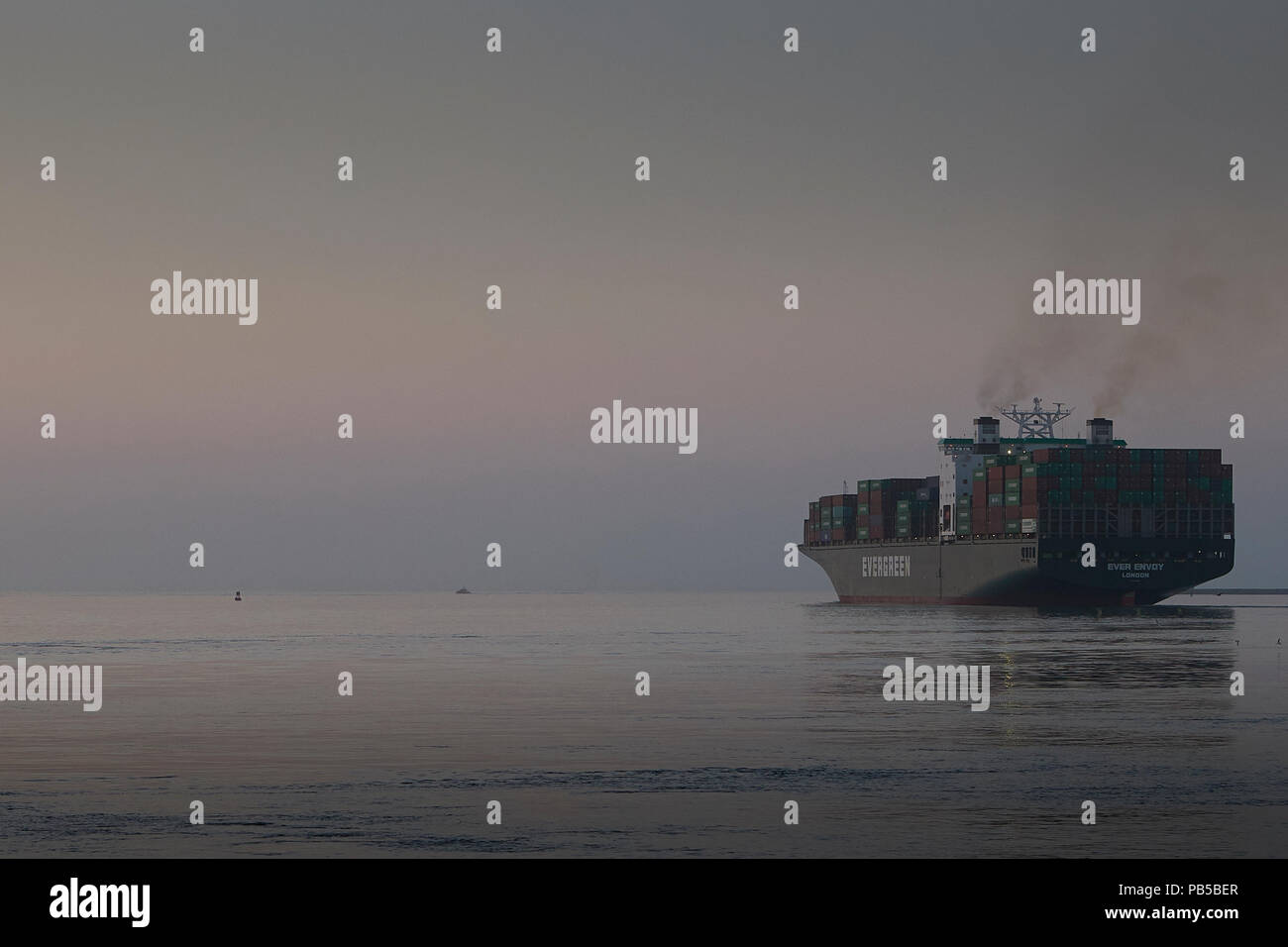 Evergreen shipping containers hi-res stock photography and images - Alamy