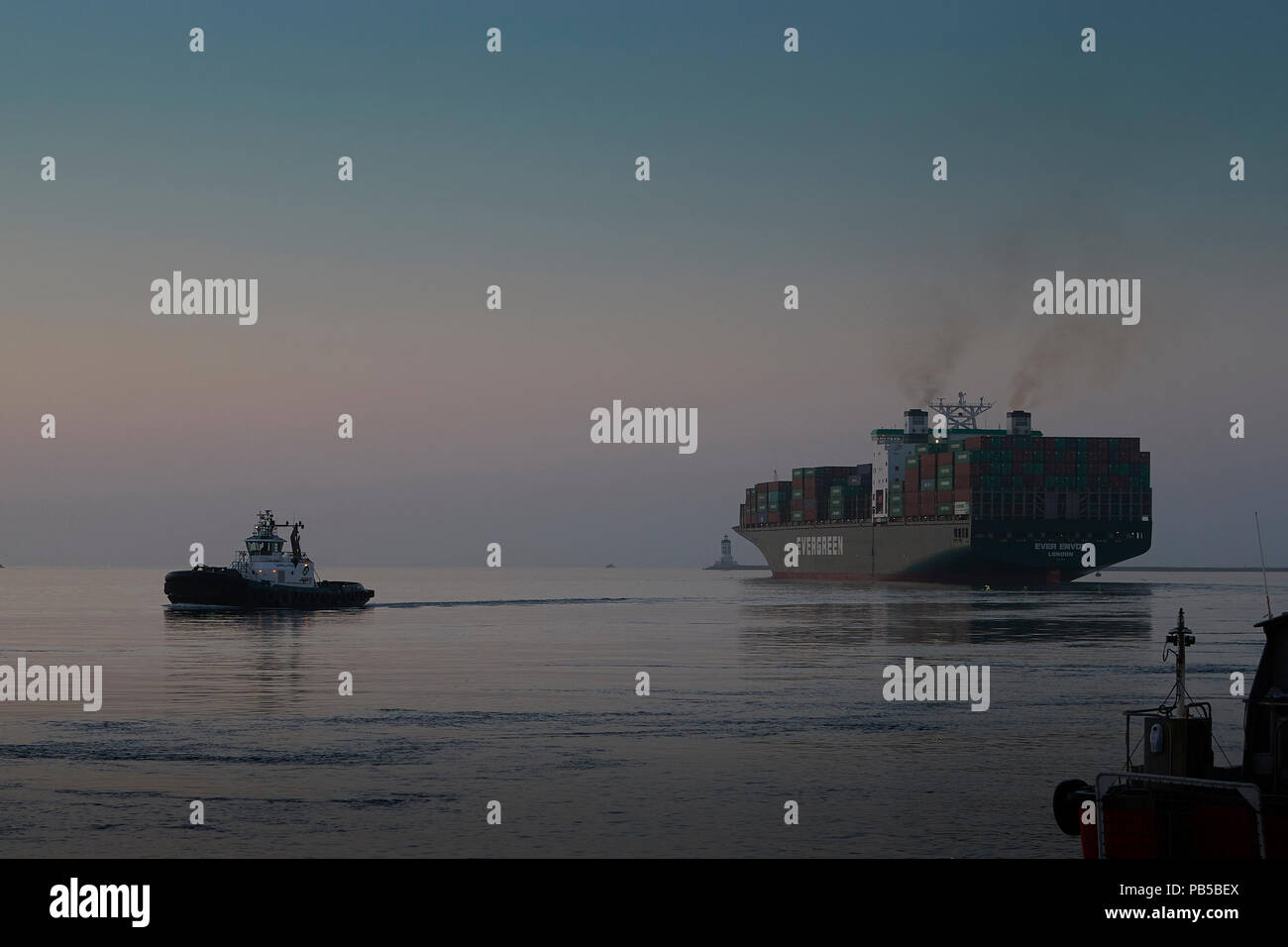 Pacific ocean cargo ship hi-res stock photography and images - Alamy