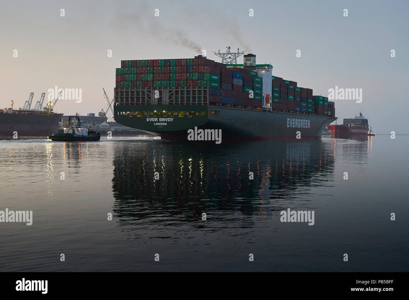 Evergreen container ship High Resolution Stock Photography and Images ...