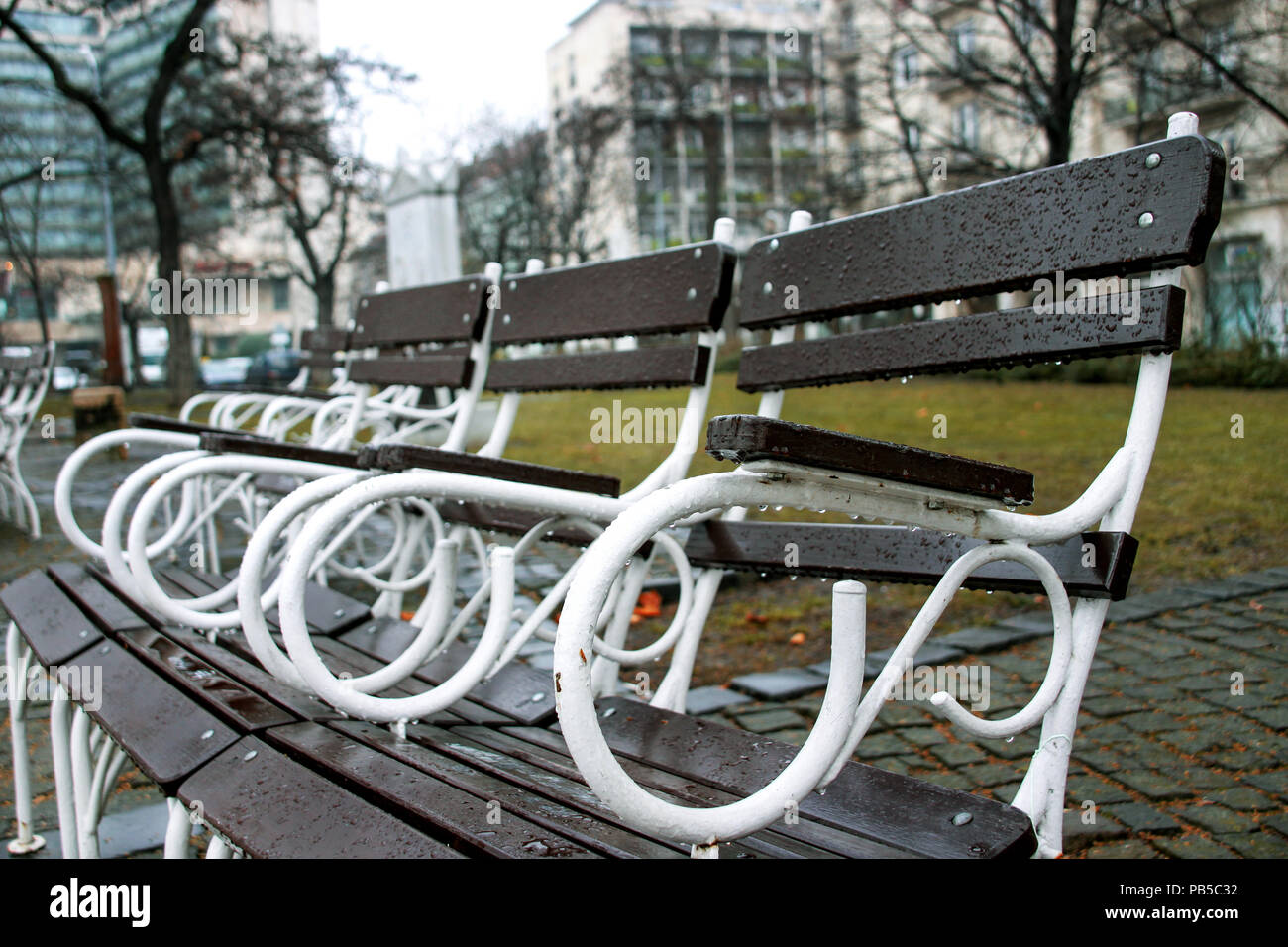 Park bench lifestyle hi-res stock photography and images - Alamy