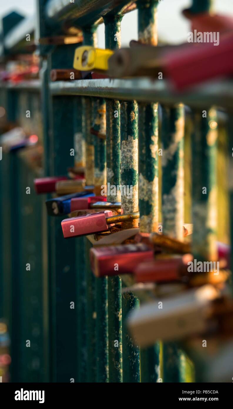 Gitter zaun hi-res stock photography and images - Alamy