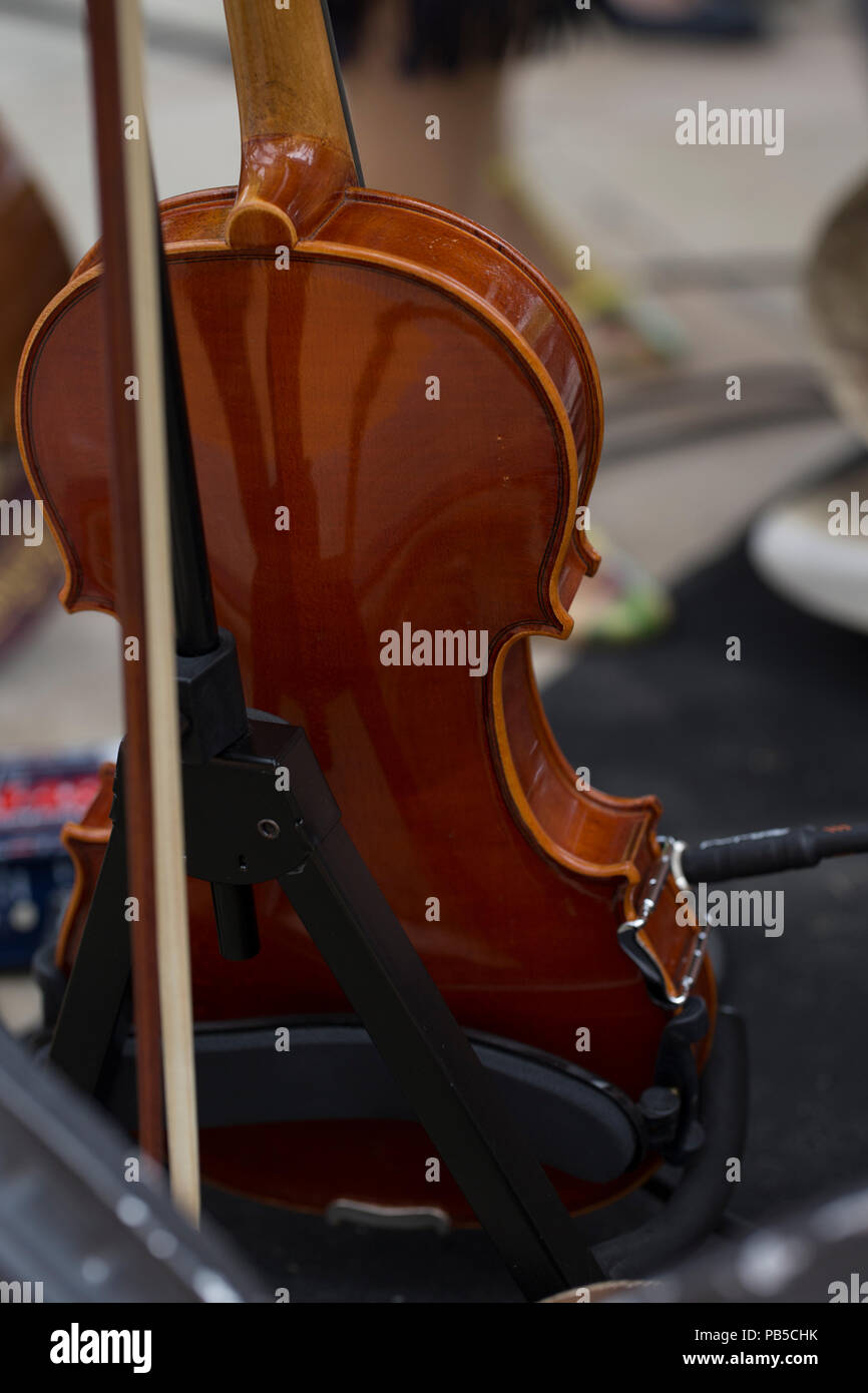 Violin close up string bow hi-res stock photography and images - Alamy