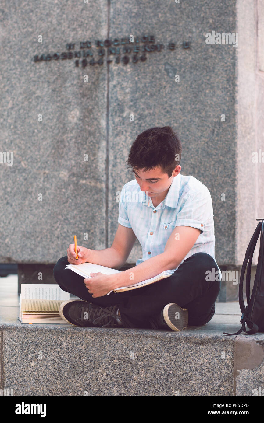 Student making notes outside hi-res stock photography and images - Alamy