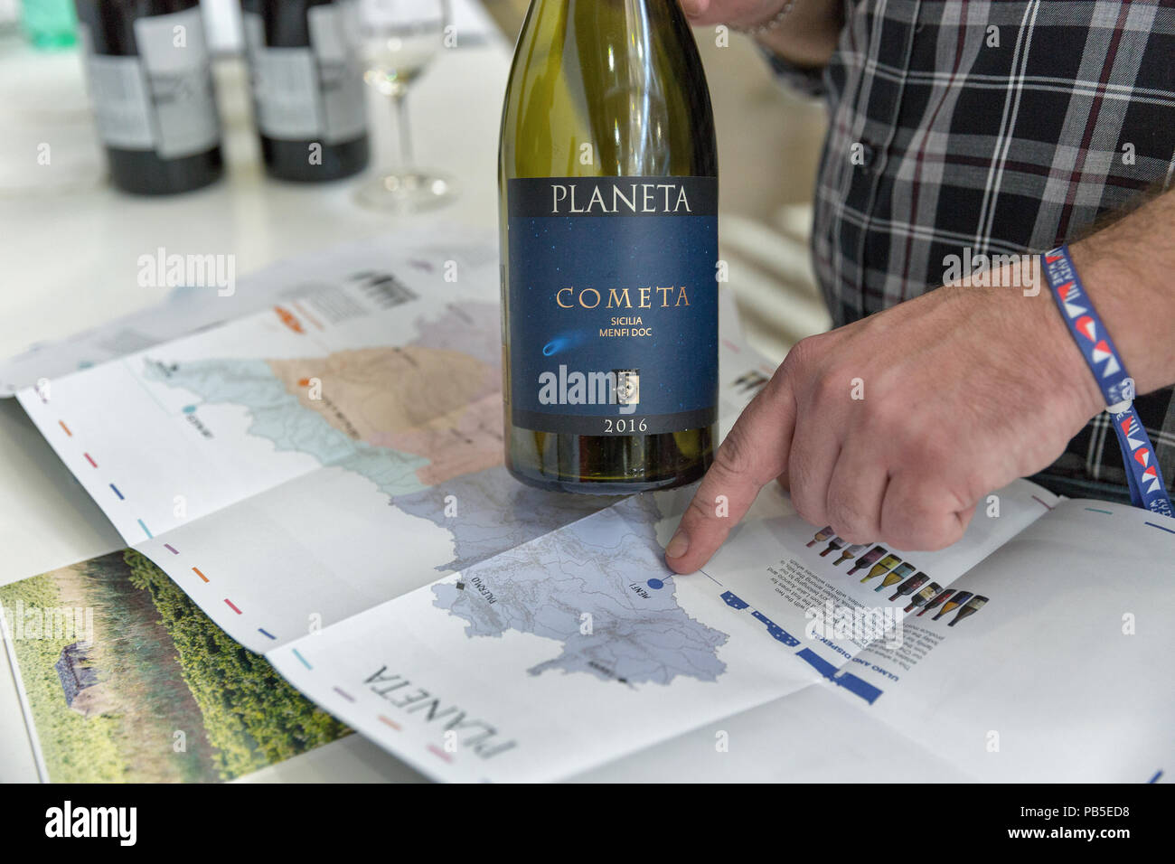 Planeta logo hi-res stock photography and images - Alamy