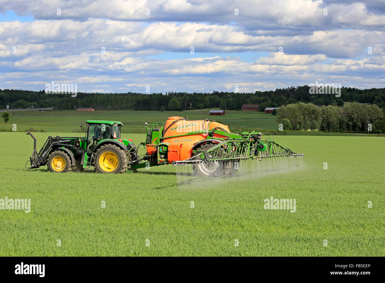 Farmer spraying herbicide hi-res stock photography and images - Alamy