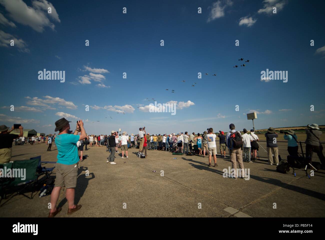 Overhead crowd hi-res stock photography and images - Alamy