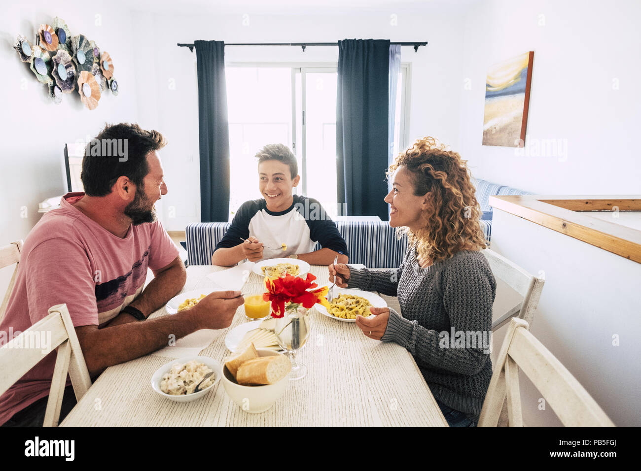 Family lunch hi-res stock photography and images - Alamy