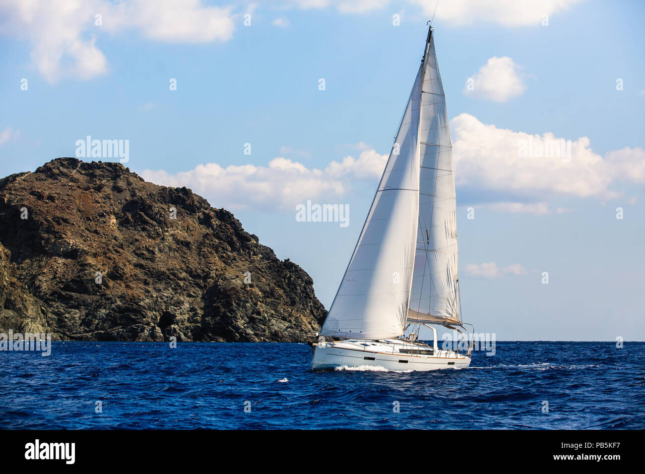 Sailing among islands hi-res stock photography and images - Alamy