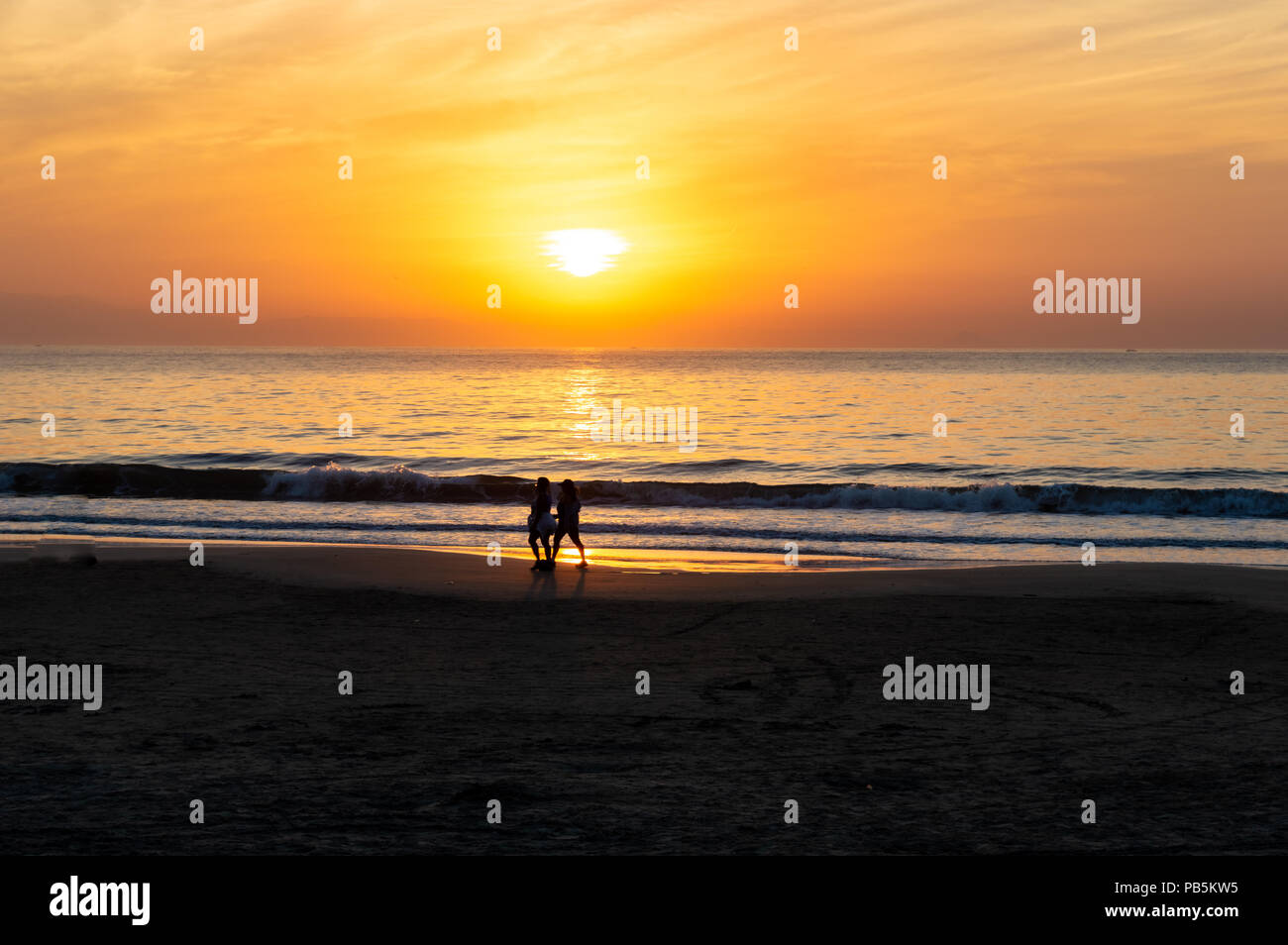 People on beach at sunrise hi-res stock photography and images - Alamy