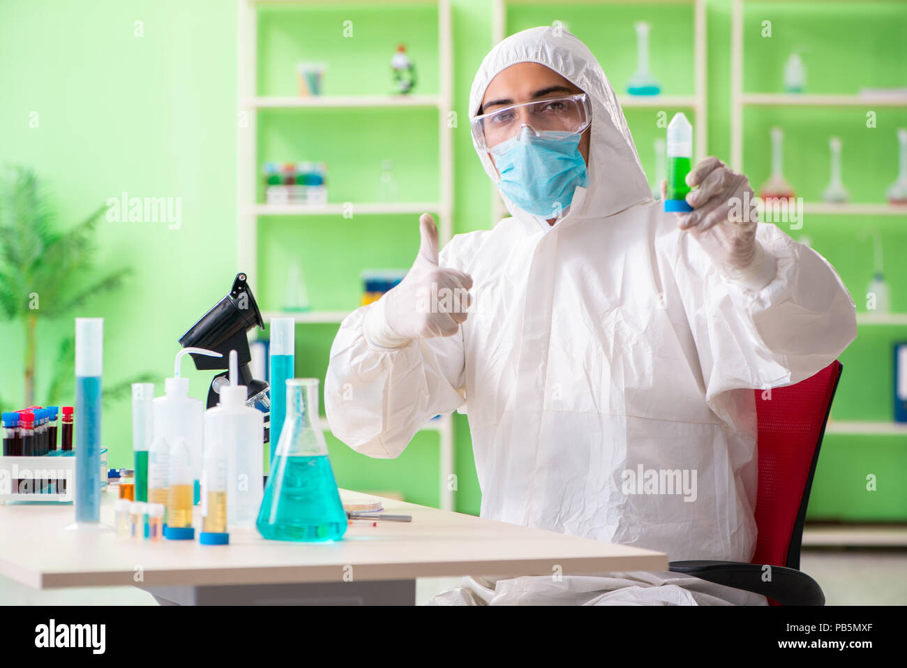 Chemist working in the lab on new experiment Stock Photo - Alamy