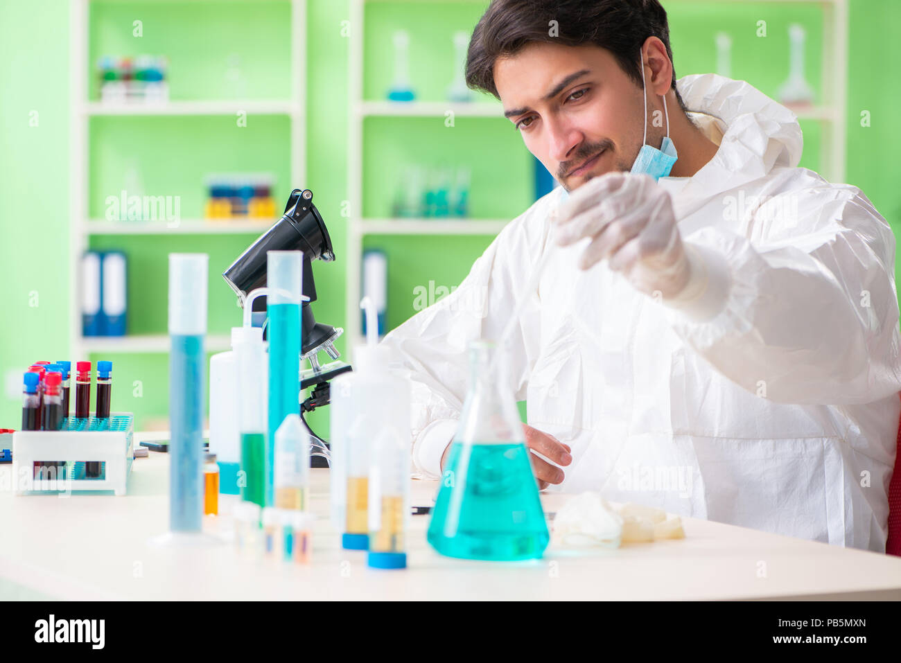 Chemist working in the lab on new experiment Stock Photo - Alamy