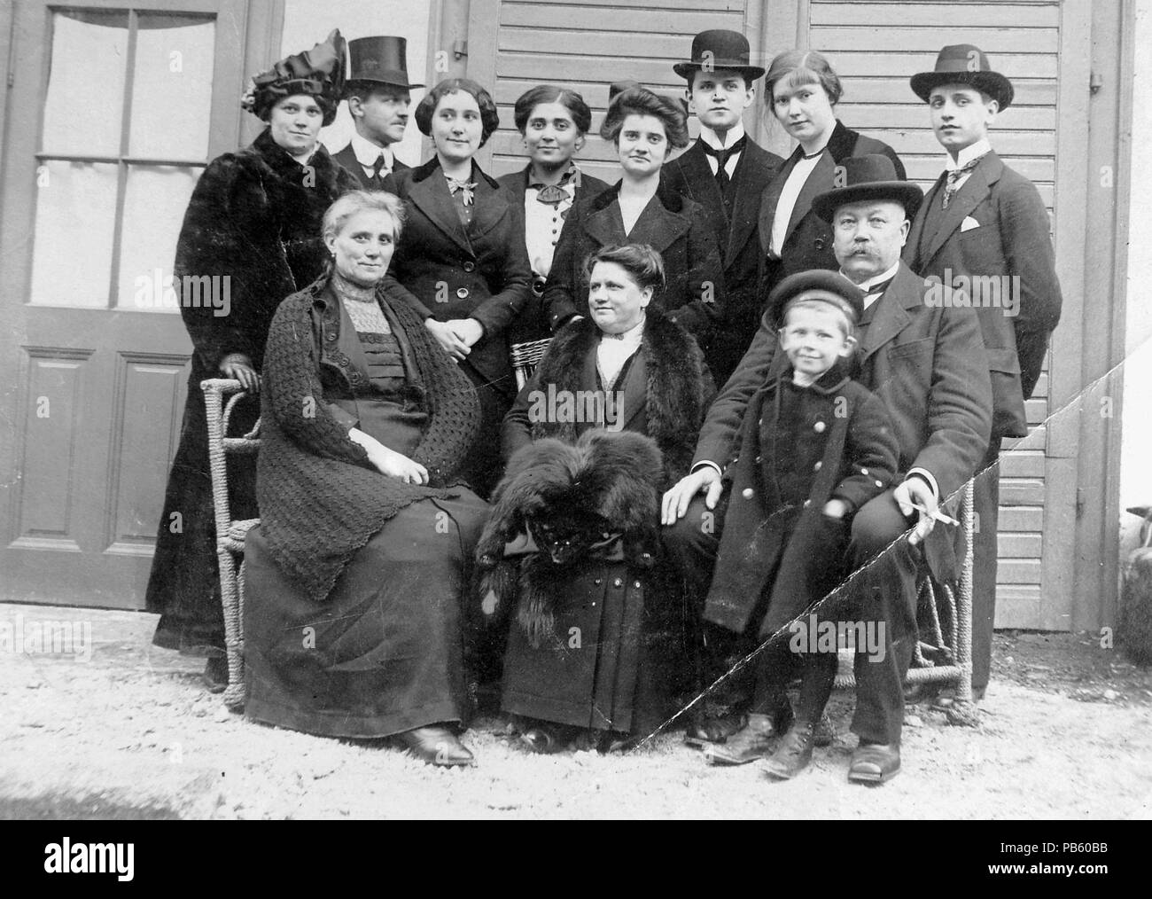 Smoking bench hi-res stock photography and images - Alamy