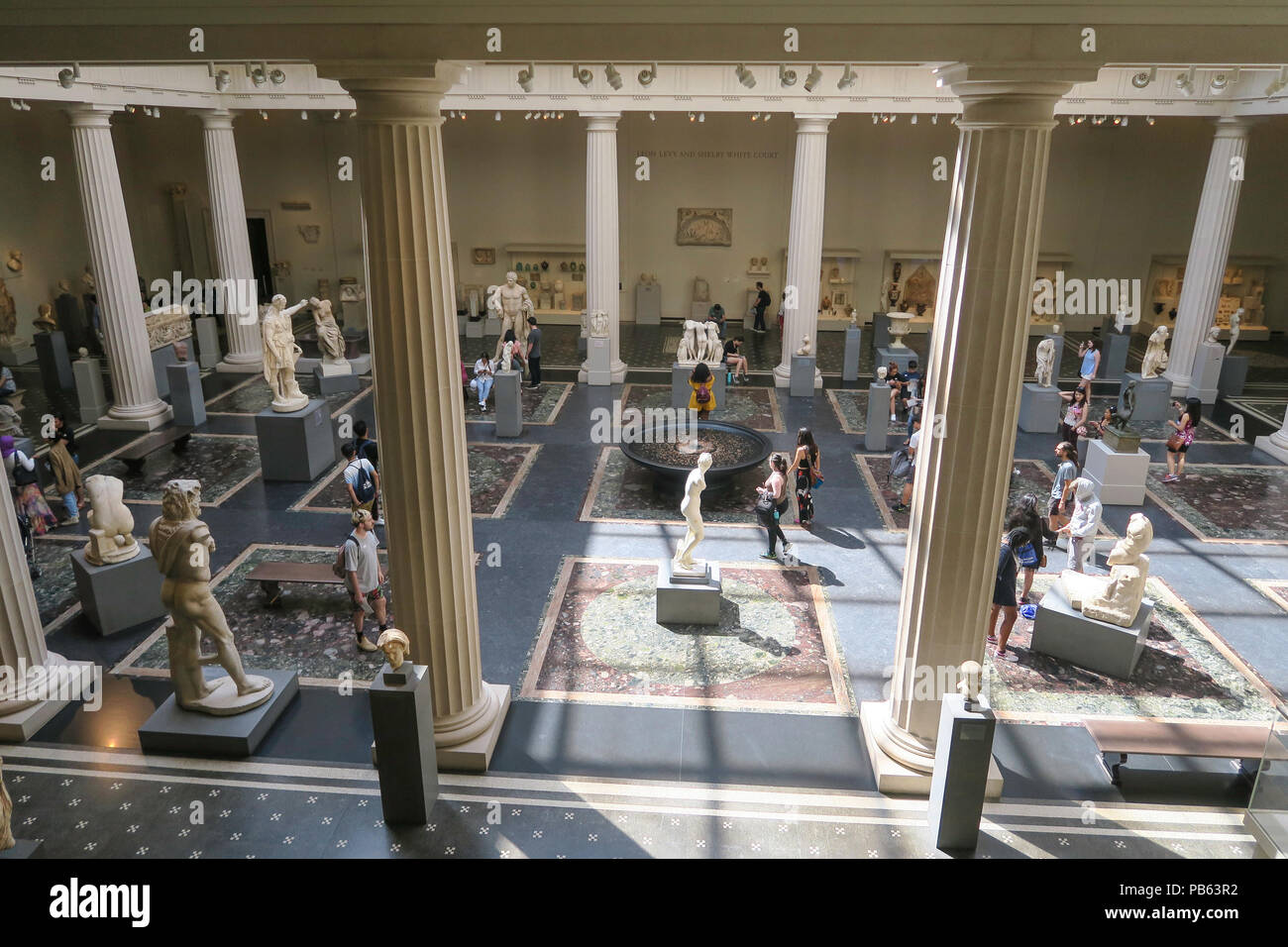 Crowds in an art museum hi-res stock photography and images - Alamy