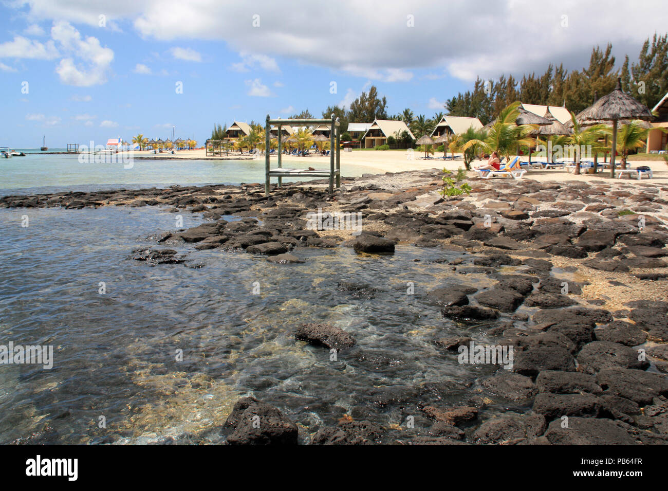 Resort thatched beach huts hi-res stock photography and images - Alamy