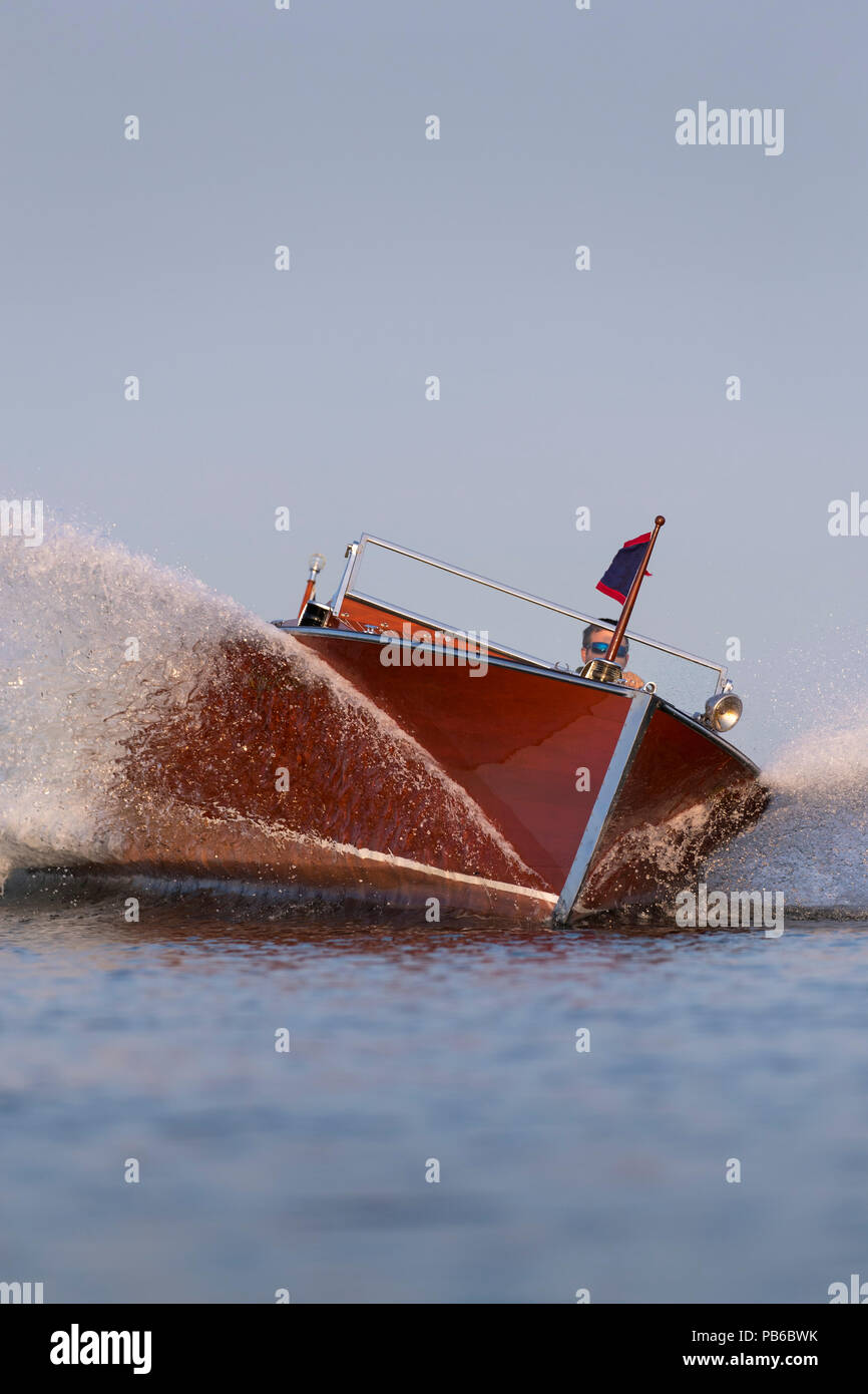 Vintage chris craft boat hi-res stock photography and images - Alamy