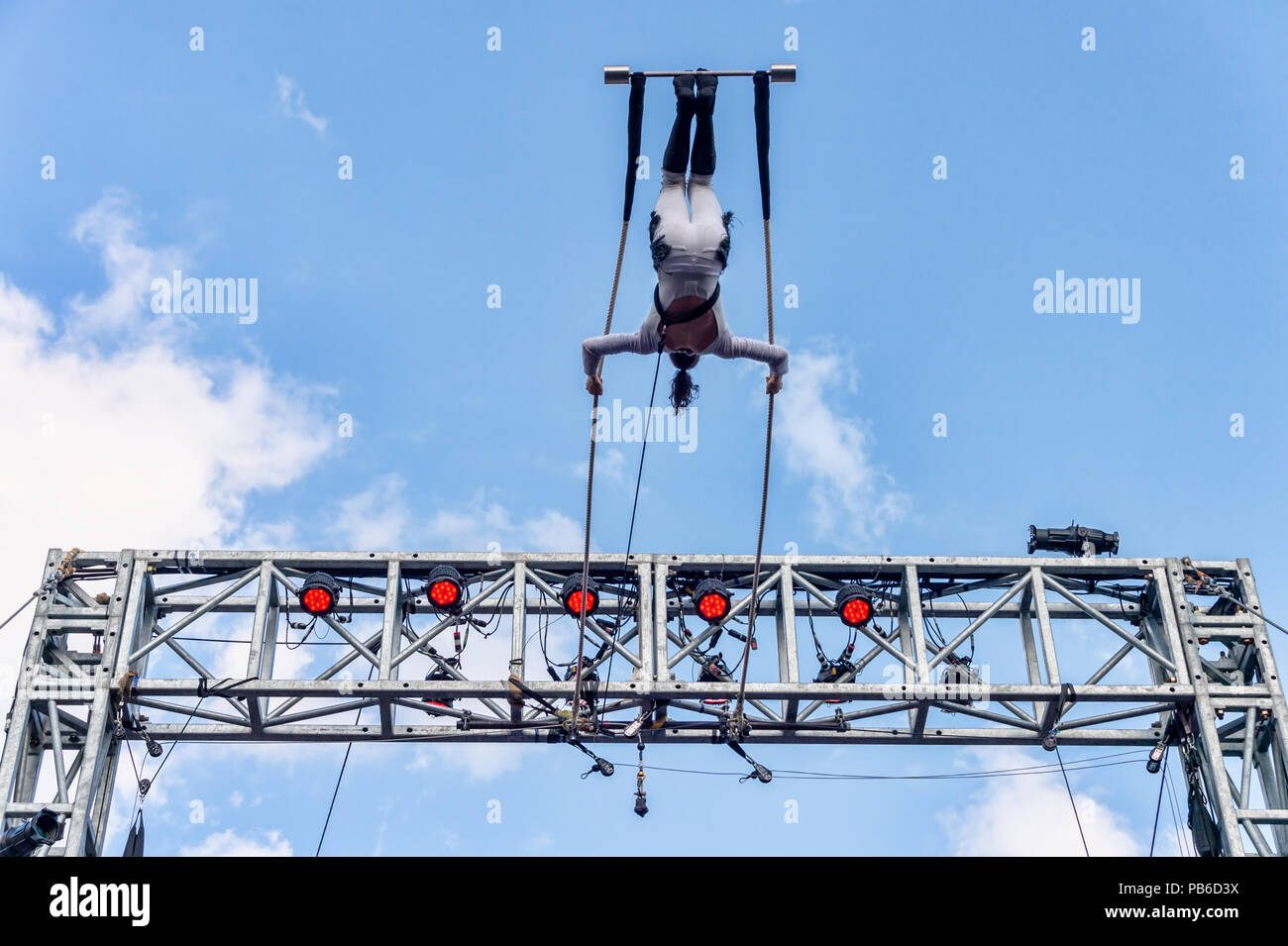 Trapeze artist hi-res stock photography and images - Alamy