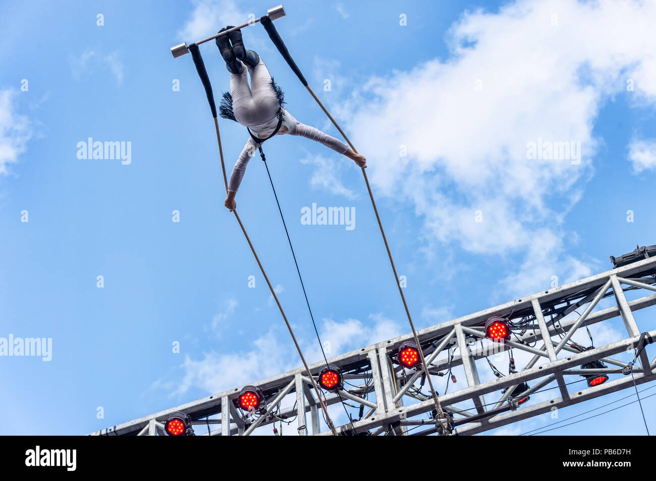 Trapeze artist hi-res stock photography and images - Alamy