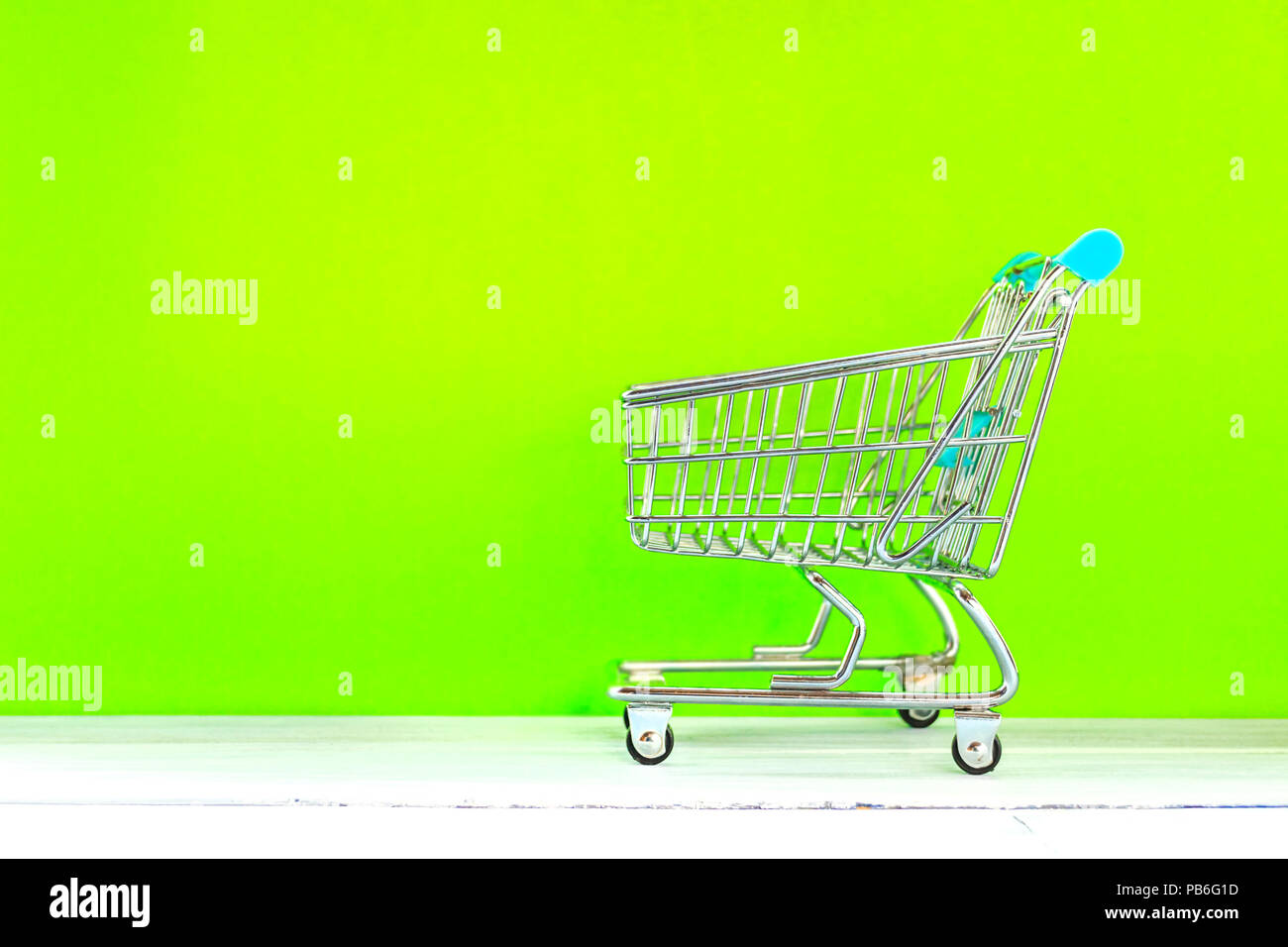 Online shopping carts hi-res stock photography and images - Alamy