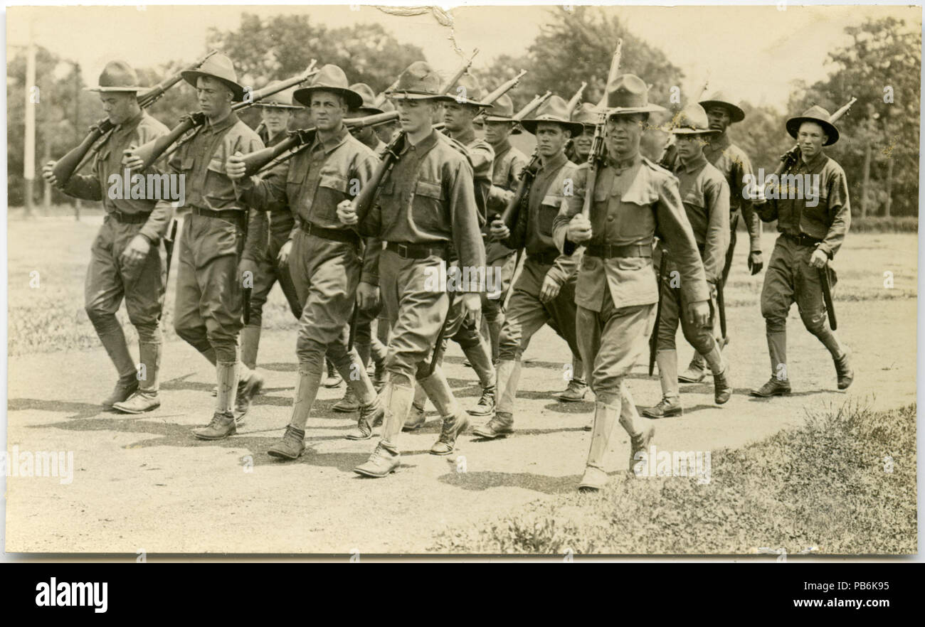 Group of soldiers marching hi-res stock photography and images - Alamy