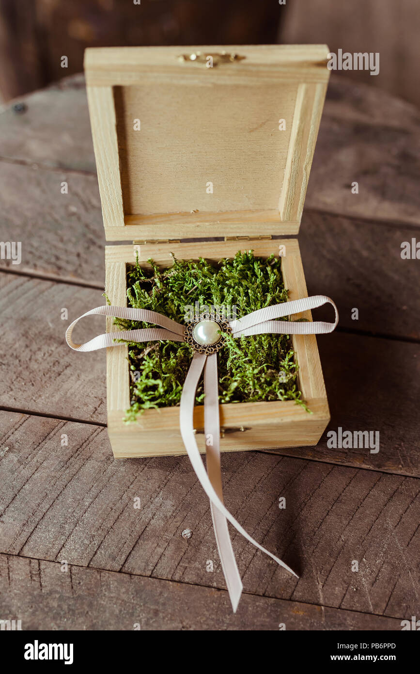 Round box brooch hi-res stock photography and images - Alamy
