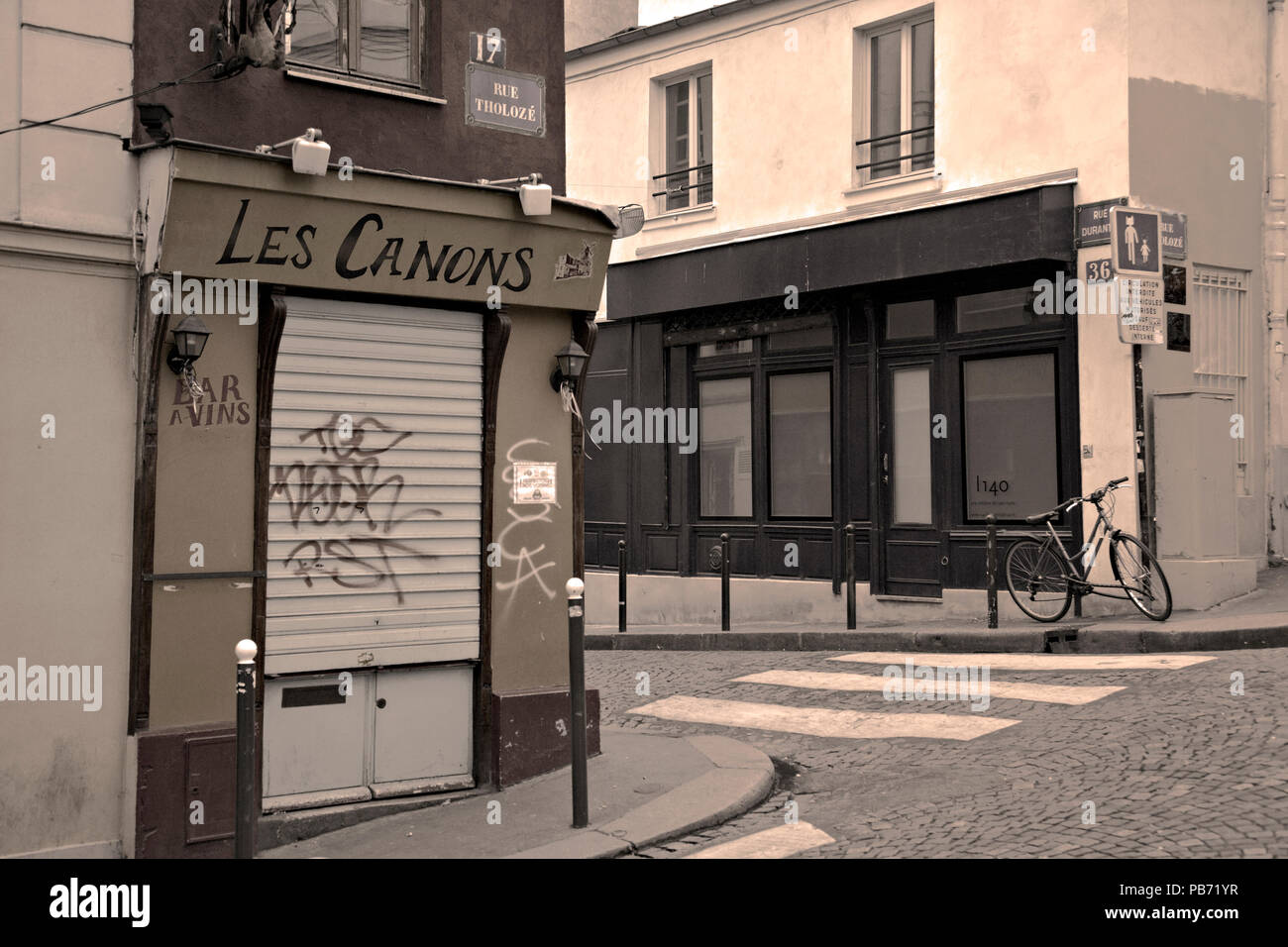 Street corner of montmartre hi-res stock photography and images - Alamy