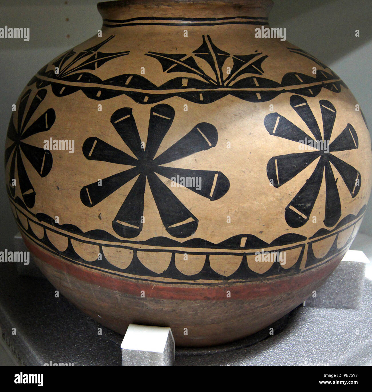 Large indigenous pot hi-res stock photography and images - Alamy