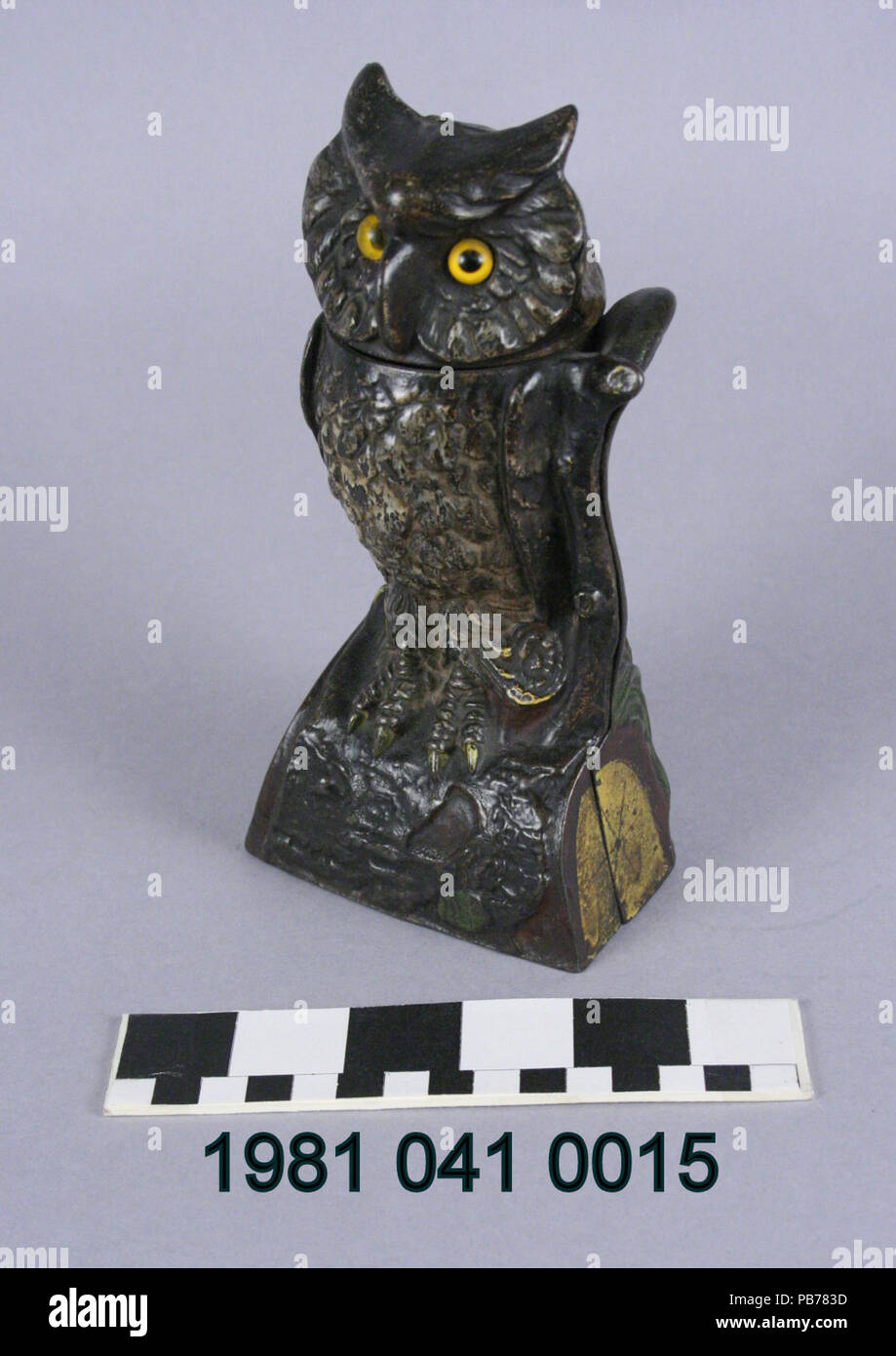 Owl turning its head hi-res stock photography and images - Alamy