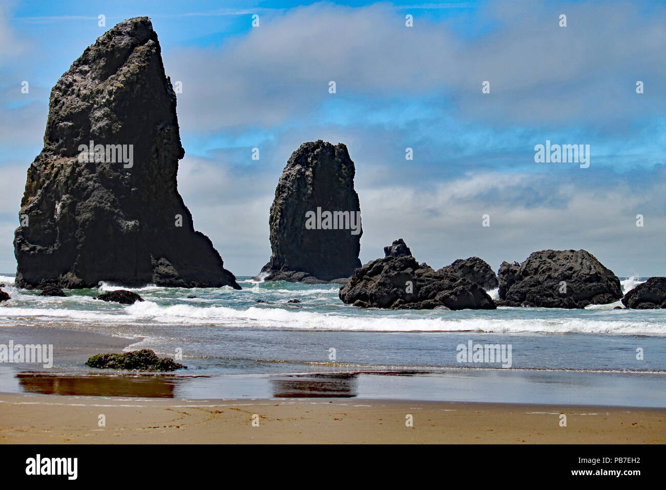 Rock islands on the Pacific Ocean off the Oregon coast Stock Photo - Alamy