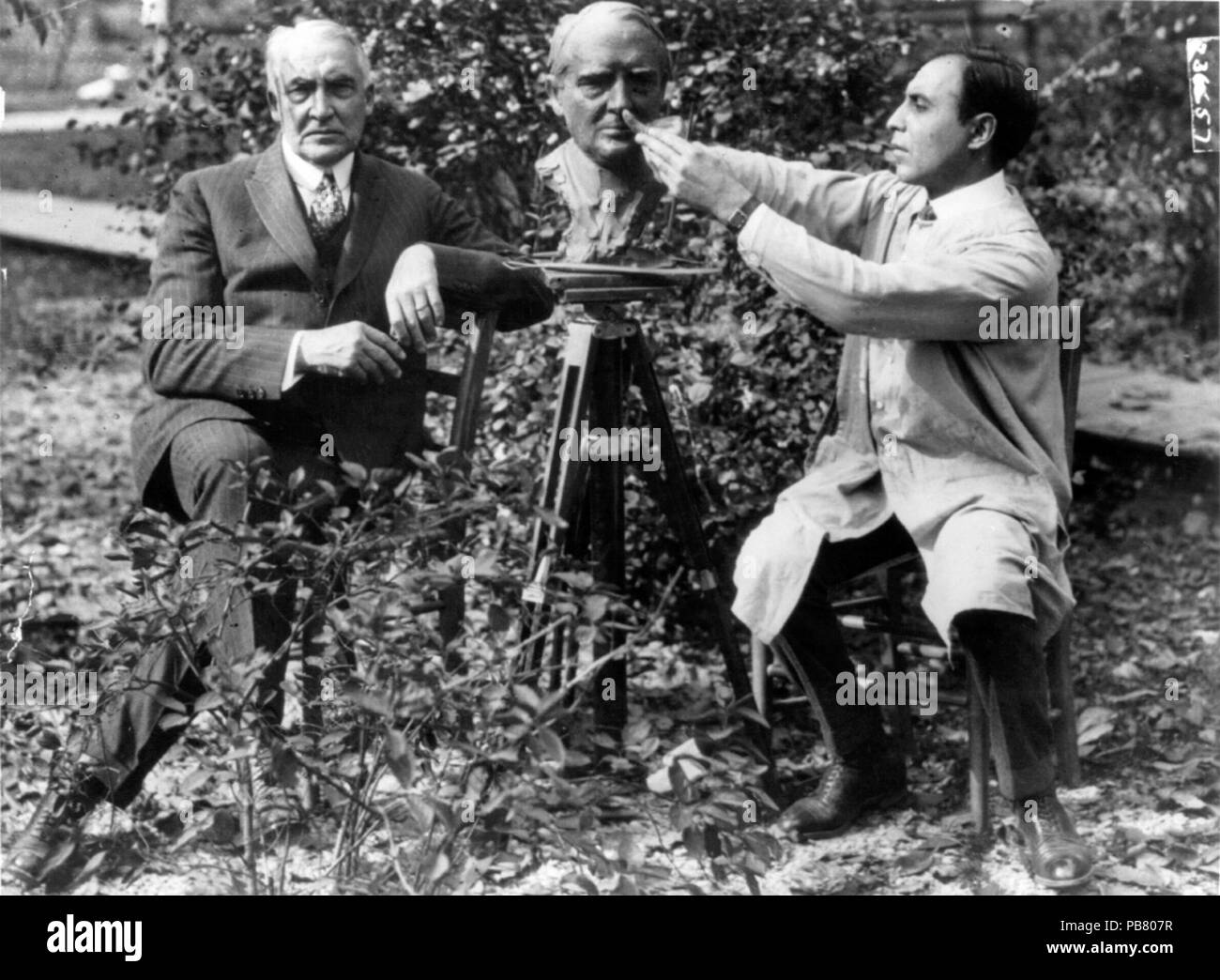 Posing for sculpture hi-res stock photography and images - Alamy