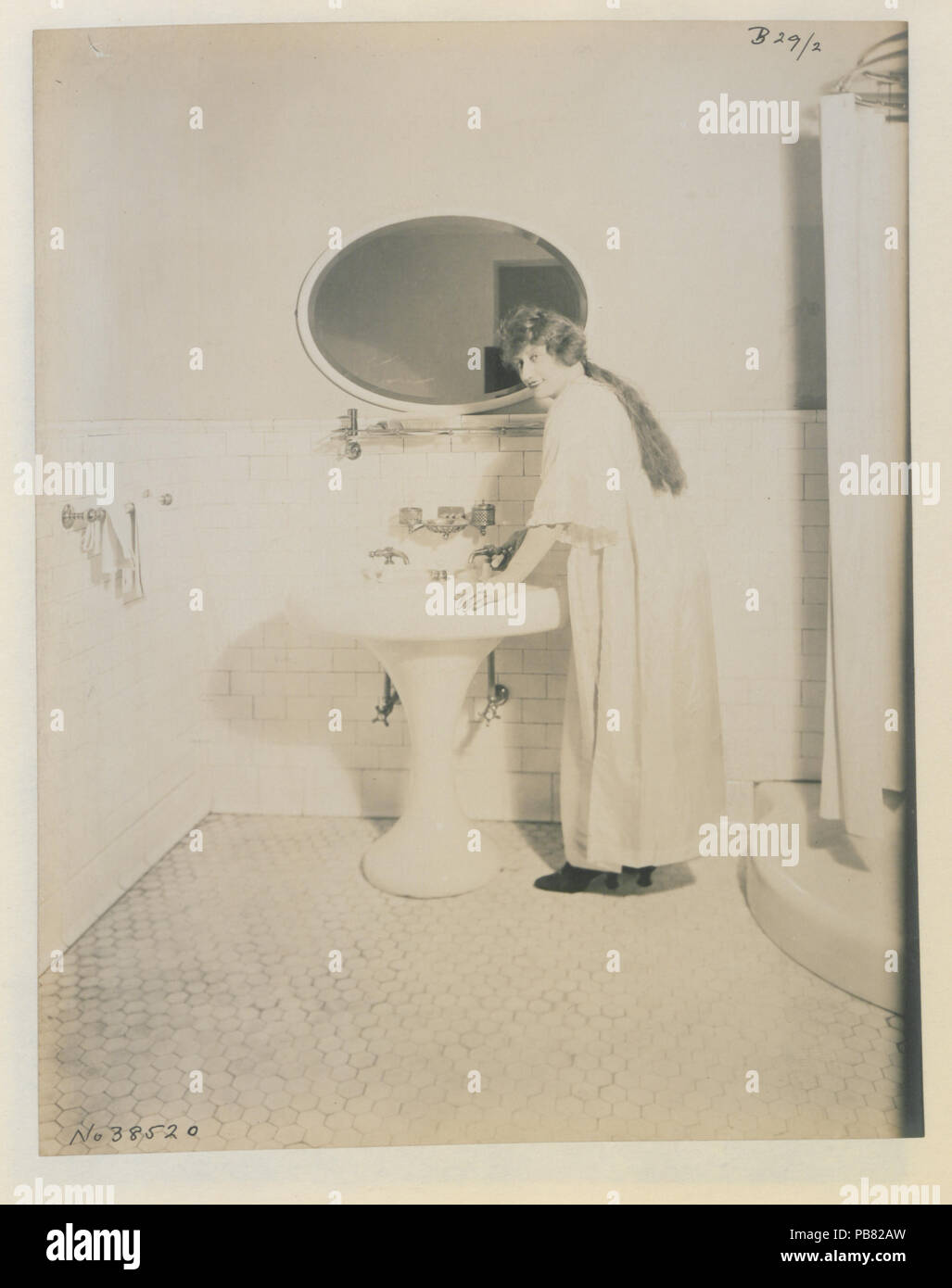 928 Living model in plumbing fixtures Photo M (HS85-10-38520) original ...