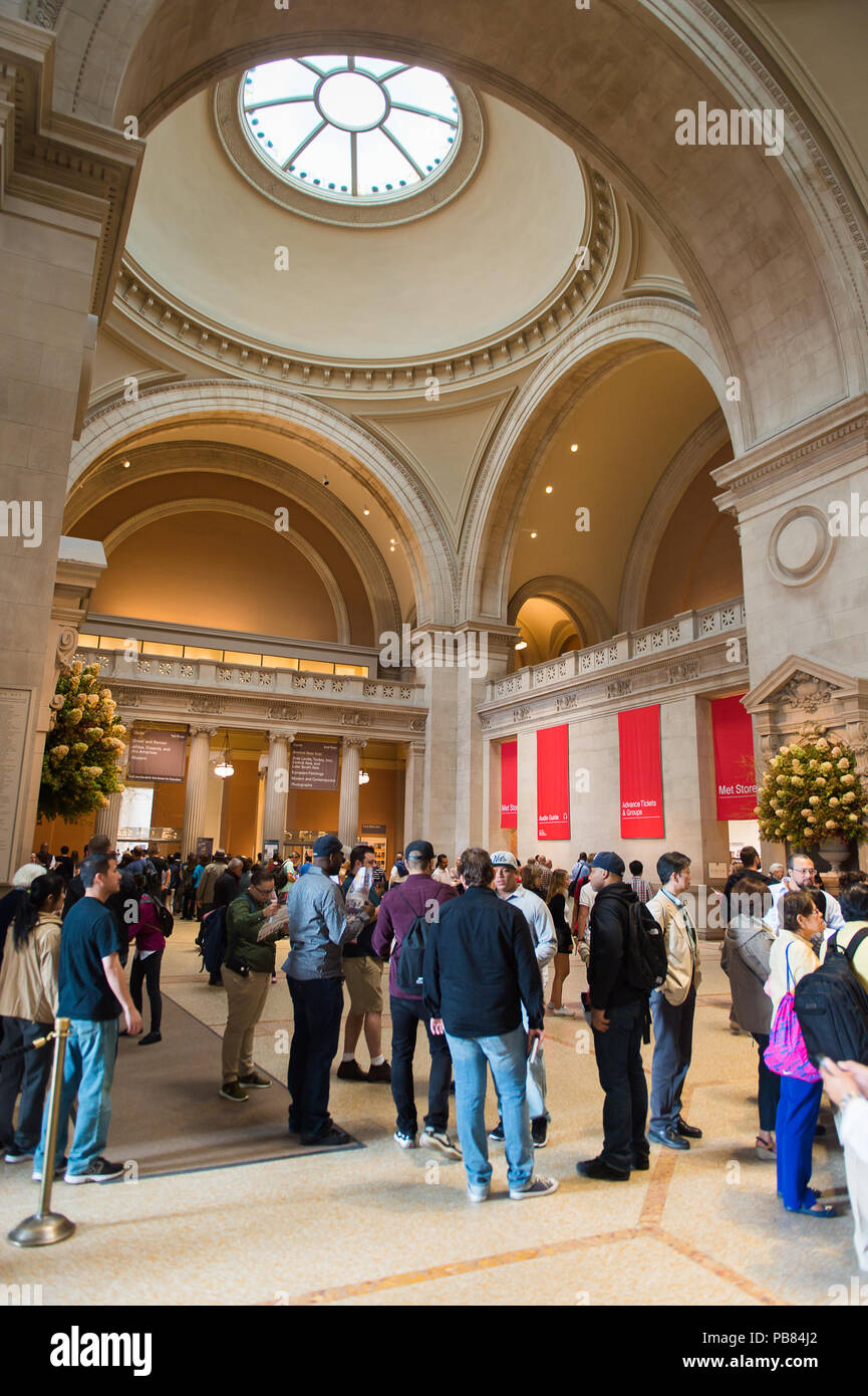 NEW YORK, USA - SEP 25, 2015: Entrance hall of the Metropolitan Museum ...