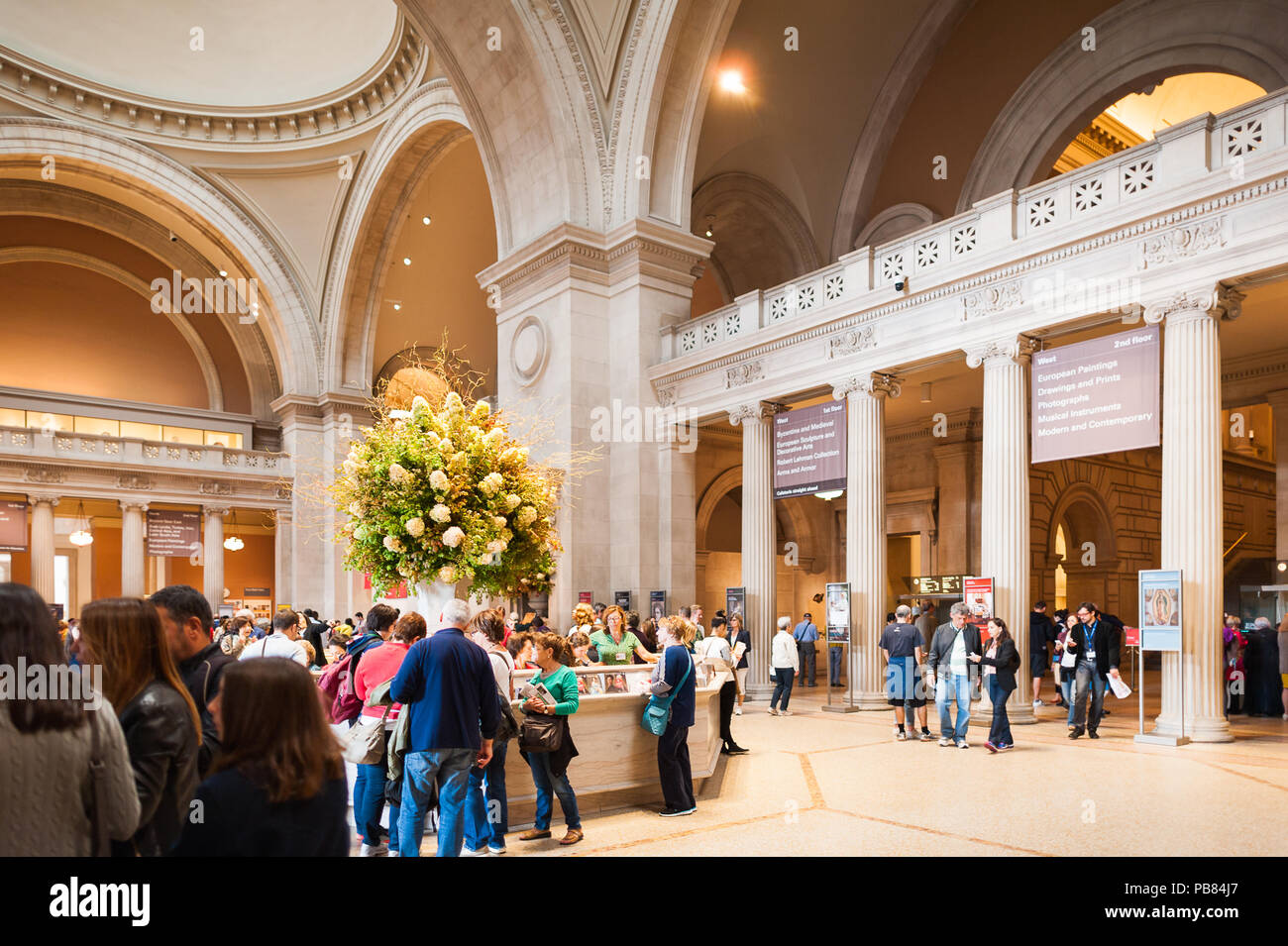 NEW YORK, USA - SEP 25, 2015: Entrance hall of the Metropolitan Museum ...