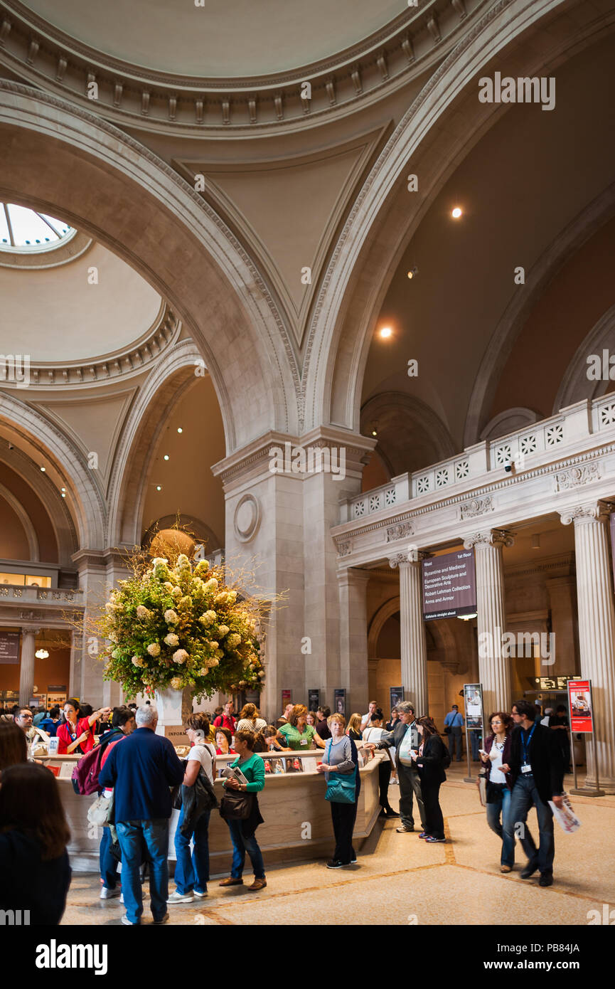 NEW YORK, USA - SEP 25, 2015: Entrance hall of the Metropolitan Museum ...