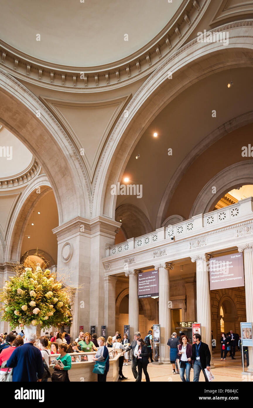 NEW YORK, USA - SEP 25, 2015: Entrance hall of the Metropolitan Museum ...