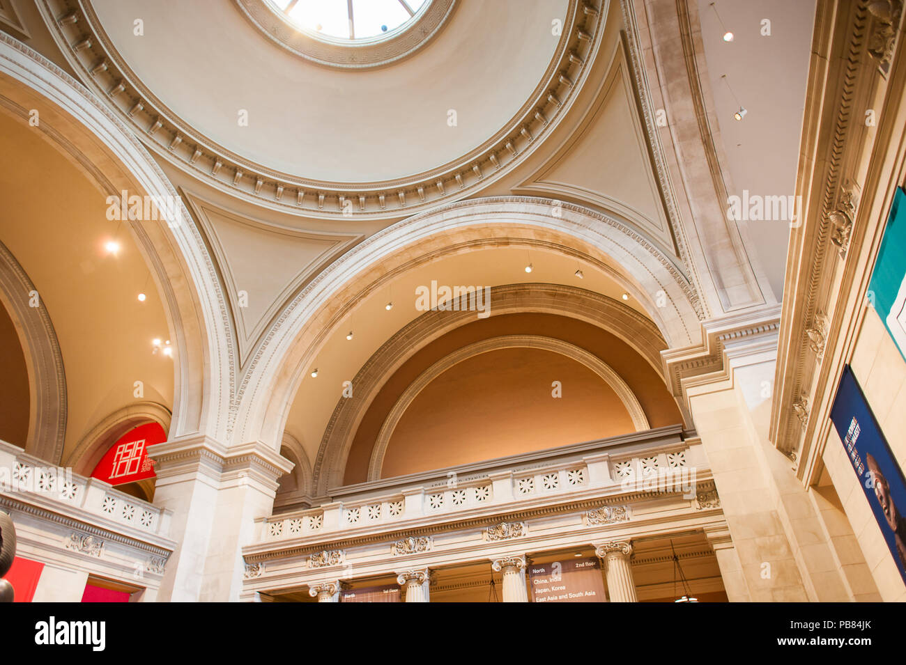 NEW YORK, USA - SEP 25, 2015: Entrance hall of the Metropolitan Museum ...