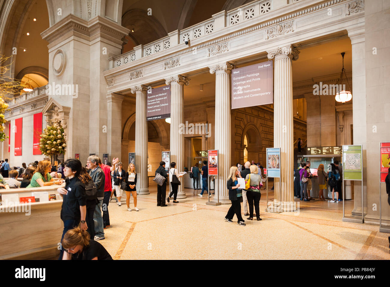 NEW YORK, USA - SEP 25, 2015: Entrance hall of the Metropolitan Museum ...