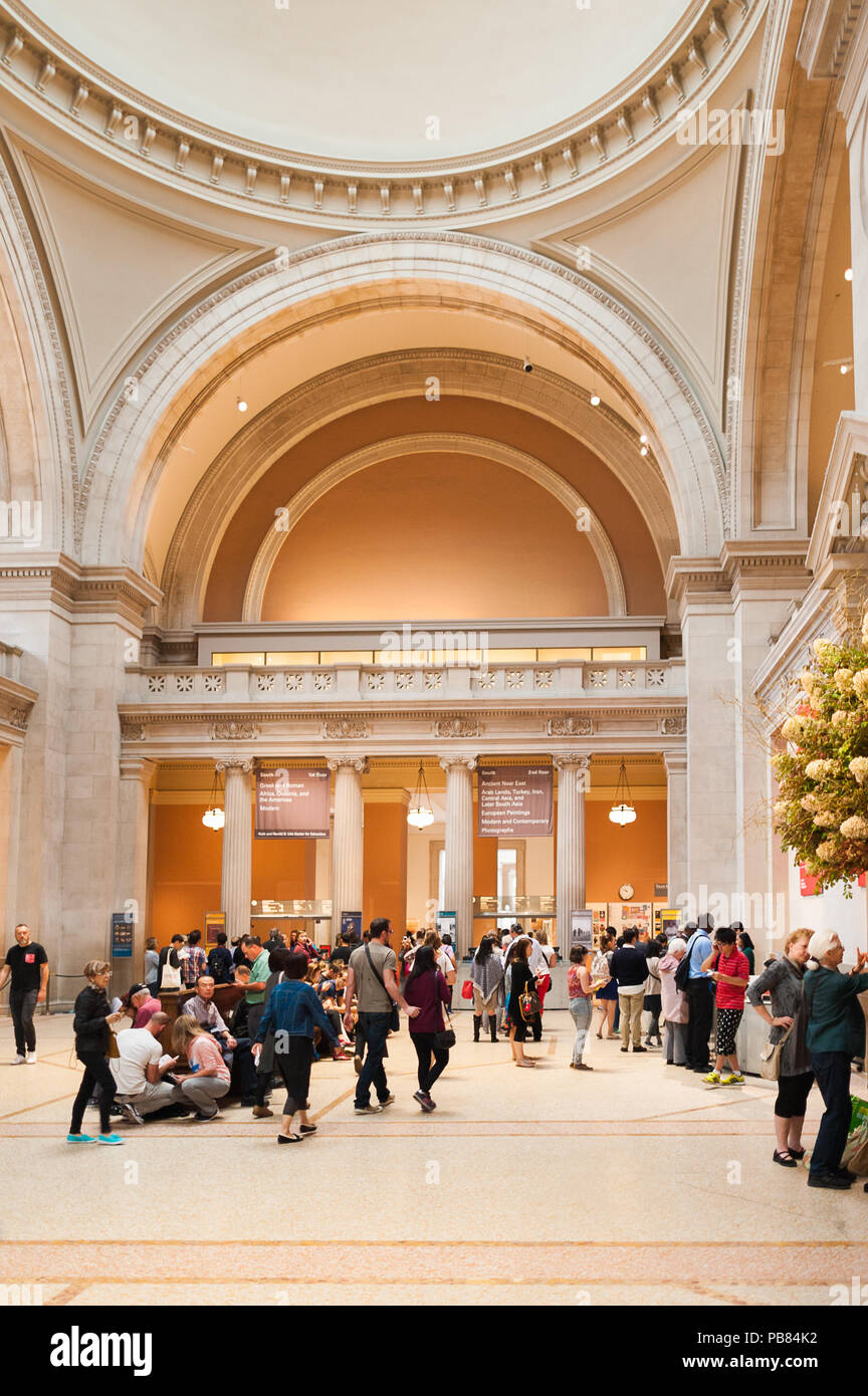 NEW YORK, USA - SEP 25, 2015: Entrance hall of the Metropolitan Museum ...