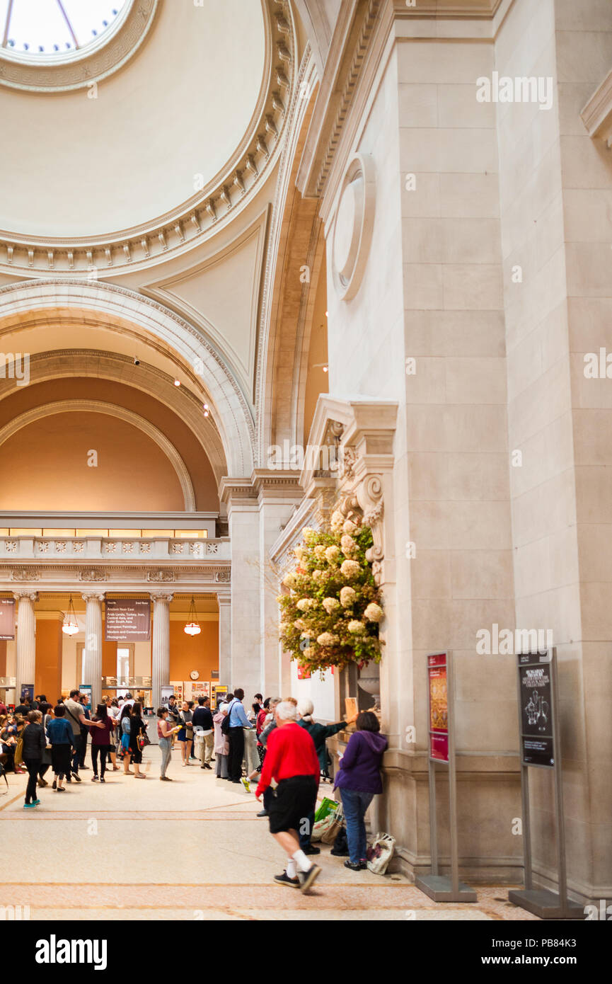 NEW YORK, USA - SEP 25, 2015: Entrance hall of the Metropolitan Museum ...