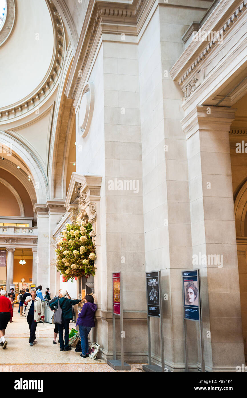 NEW YORK, USA - SEP 25, 2015: Entrance hall of the Metropolitan Museum ...